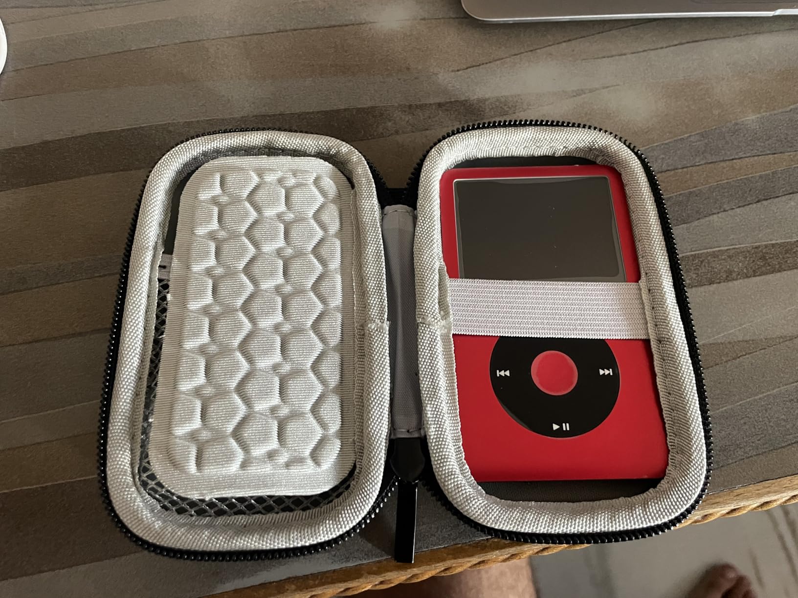 M.G.R.J® Portable Carrying Case Cover for MP3 MP4 Players, USB Cable ...