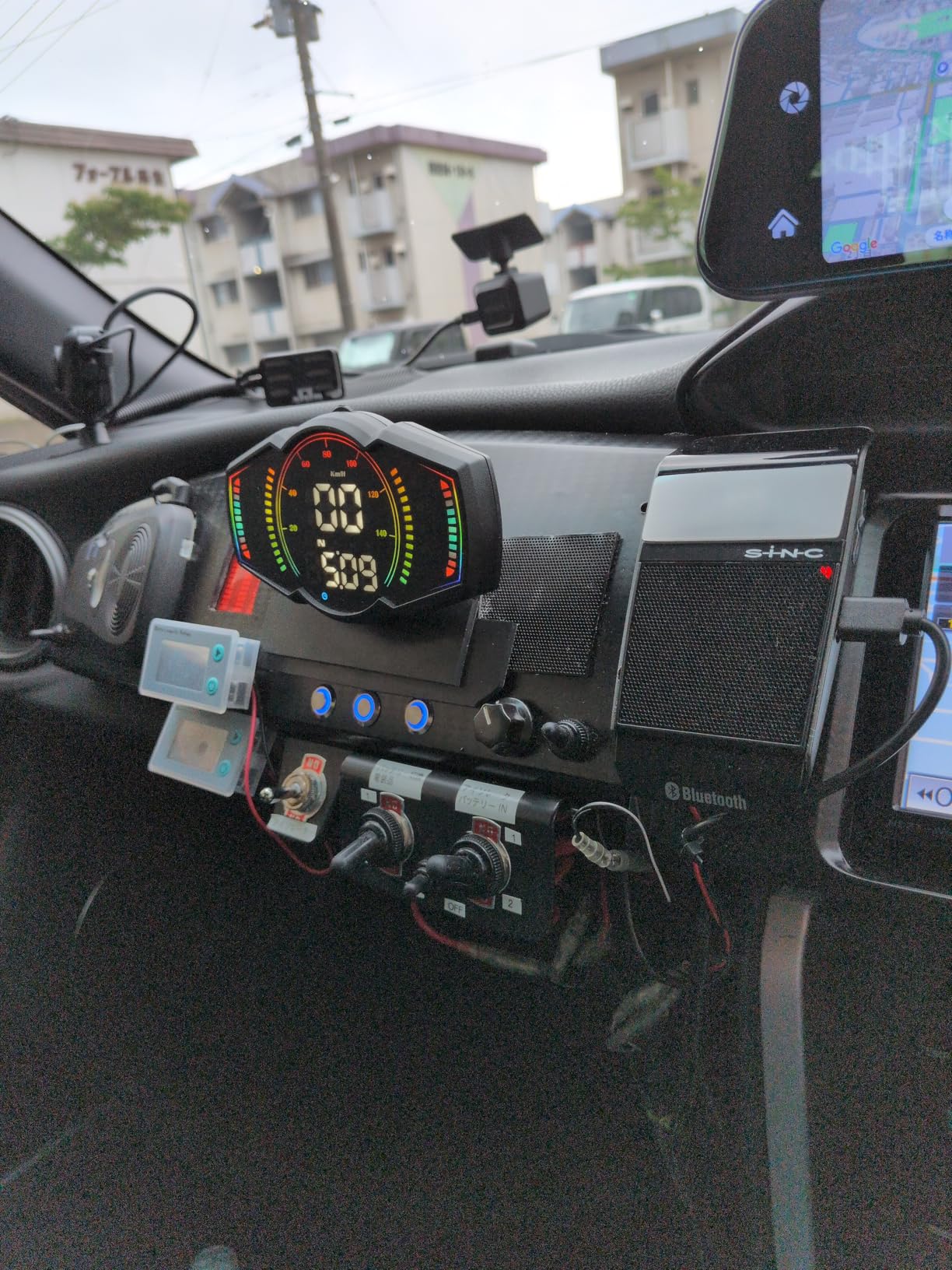 Amazon.co.jp: G18 GPS スピードメーター、平らな眺め車の表示、デジタル ゲージ、すべての車のための傾斜計が付いている表示 ...