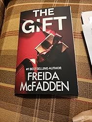 Amazon.com: The Gift: A Christmas Thriller Short Story eBook : McFadden, Freida: Kindle Store