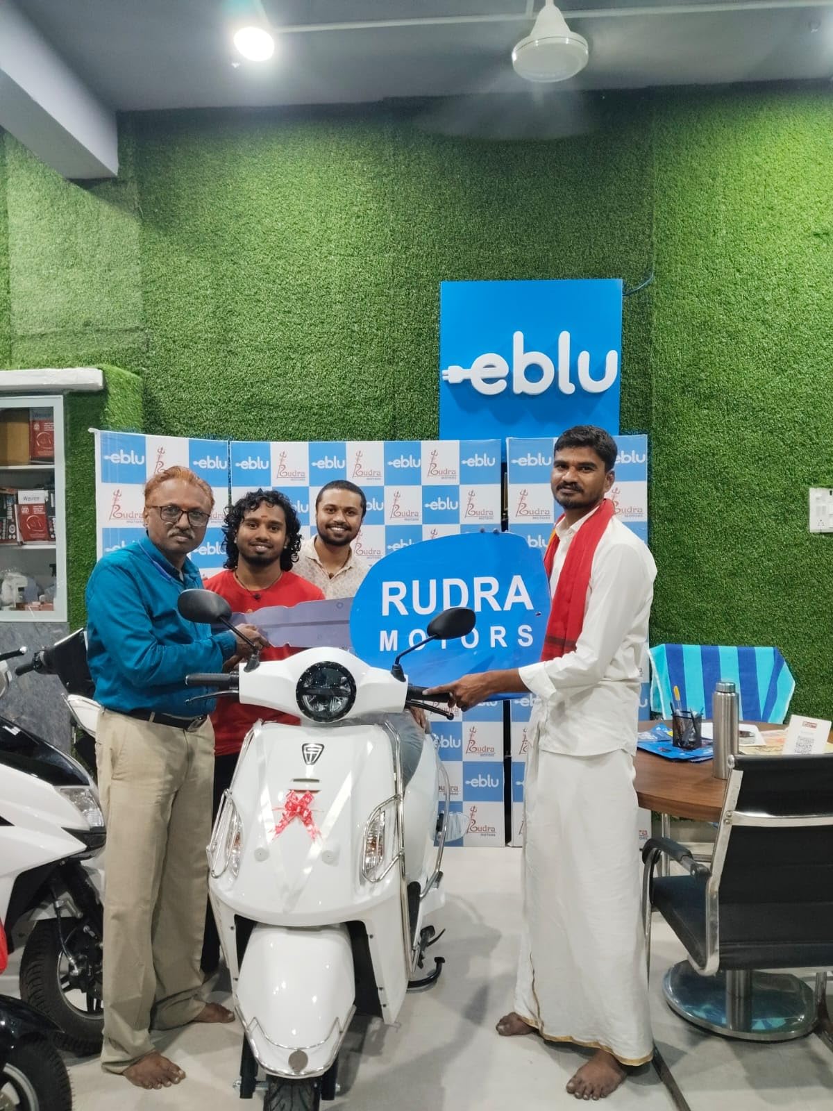 eblu India's 1st Family e Scooter - Feo X - Typical Driving range 110km ...