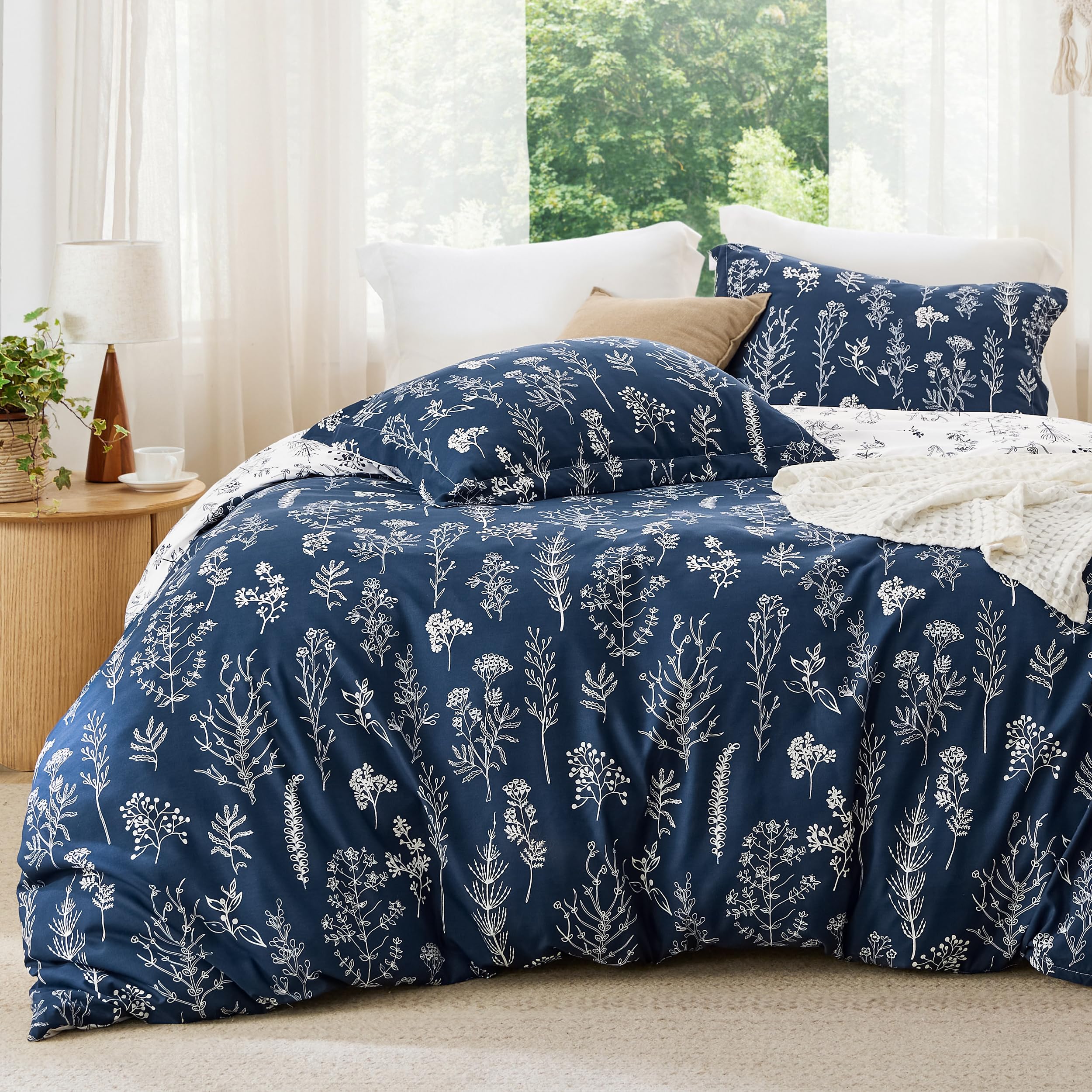 Amazon.com: Bedsure Queen Comforter Set - Navy Comforter, Cute Floral ...