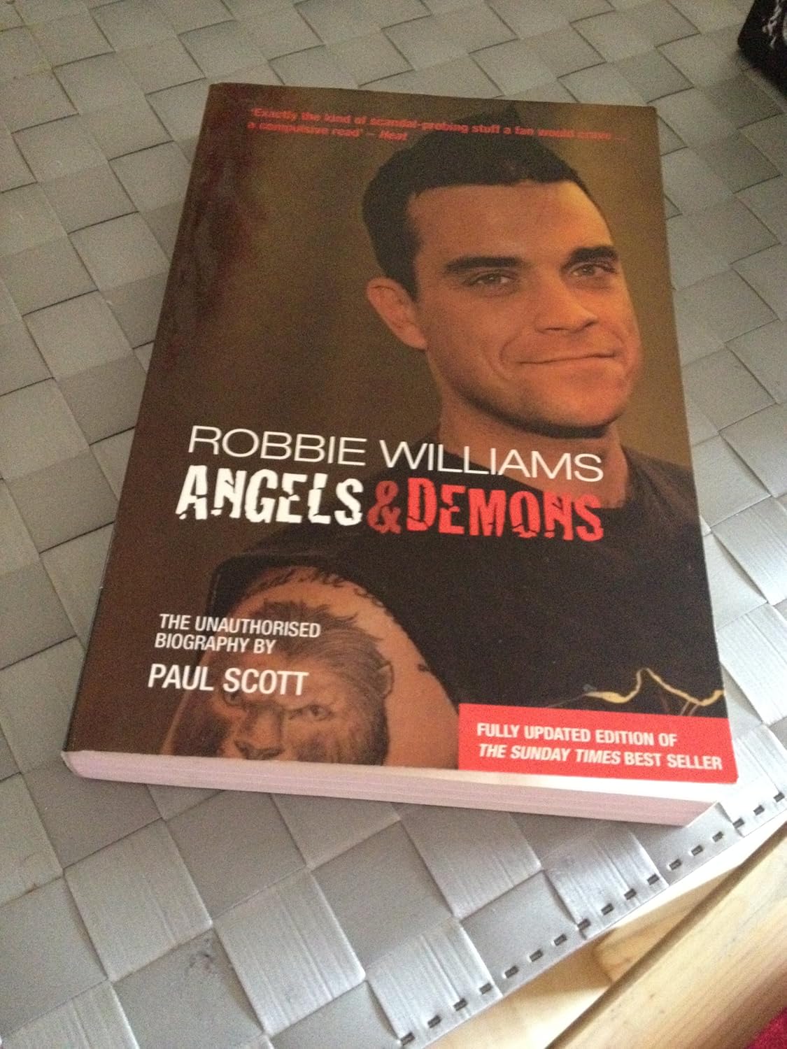 Robbie Williams: Angels and Demons - The Biography: Amazon.co.uk: Scott ...