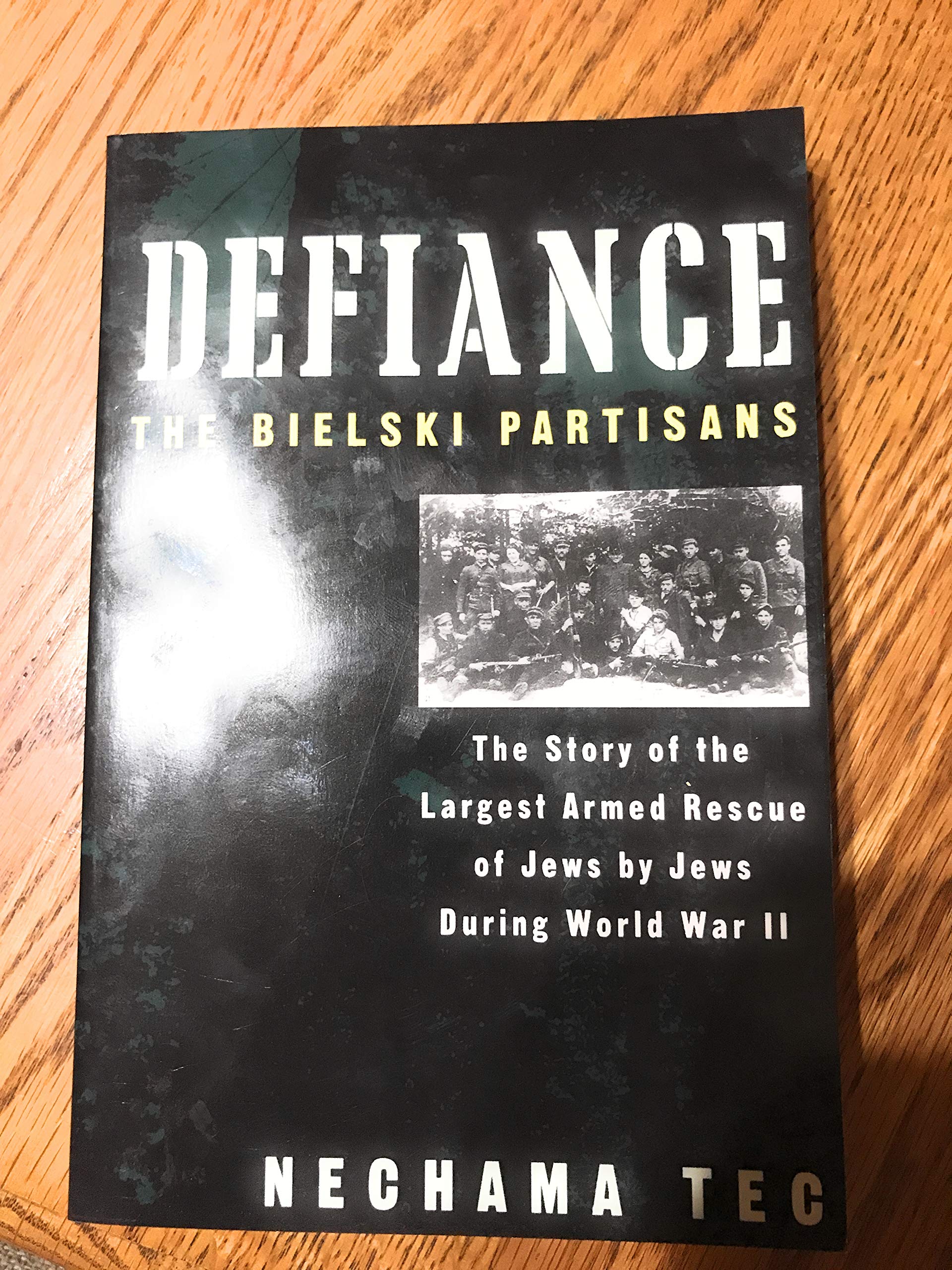 Defiance: The Bielski Partisans: Tec, Nechama: 9780195093902: Amazon ...