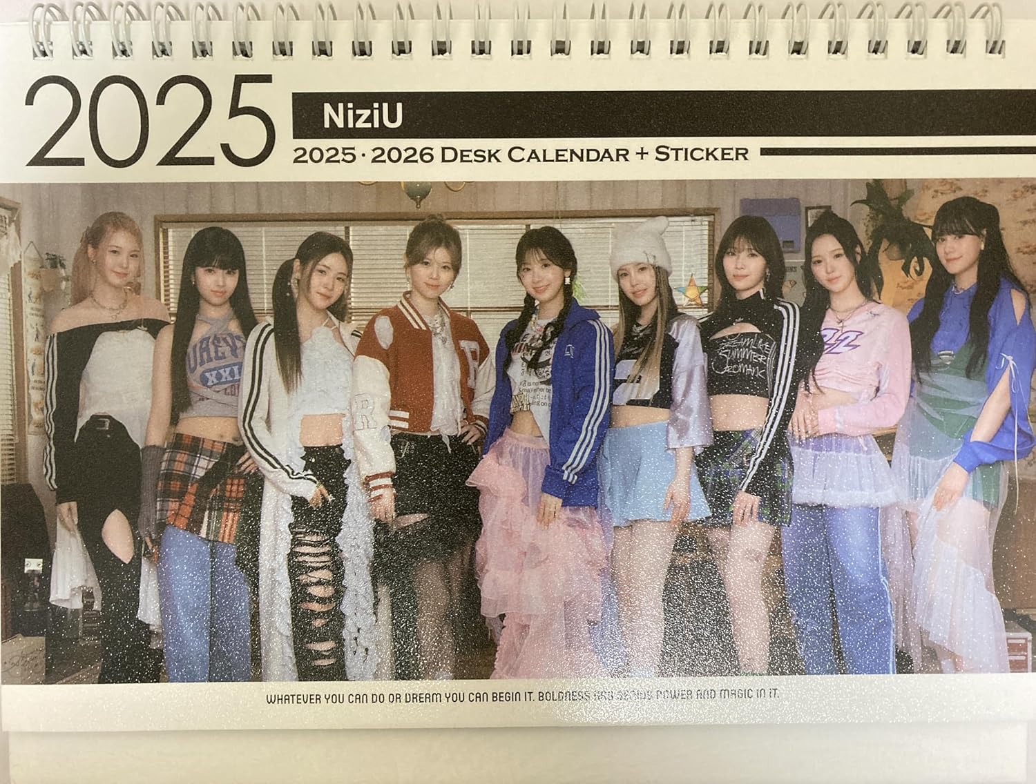 Amazon.co.jp: NiziU ニジュー グッズ 2025年 - 2026年 2年分 卓上カレンダー (NiziU) : 文房具・オフィス用品