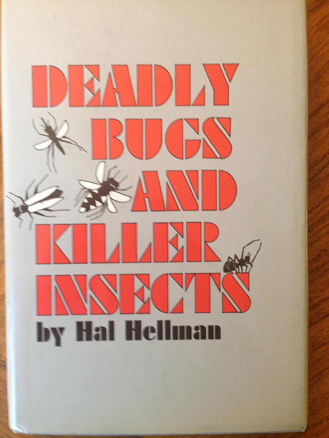 Deadly Bugs and Killer Insects: Hellman, Harold: 9780087131262: Amazon ...