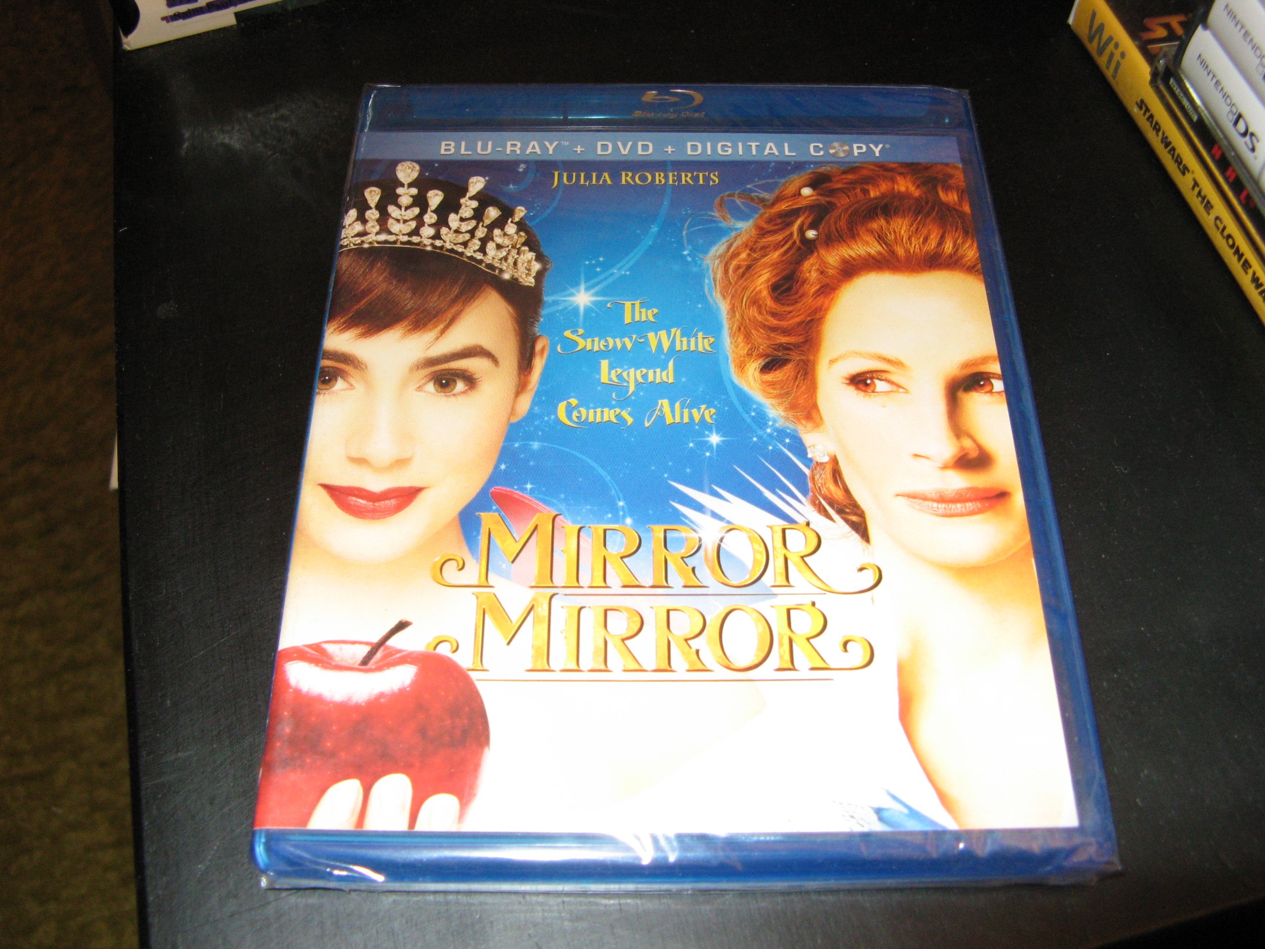 Amazon.com: Mirror Mirror (Blu-ray + DVD + Digital Copy) : Julia ...