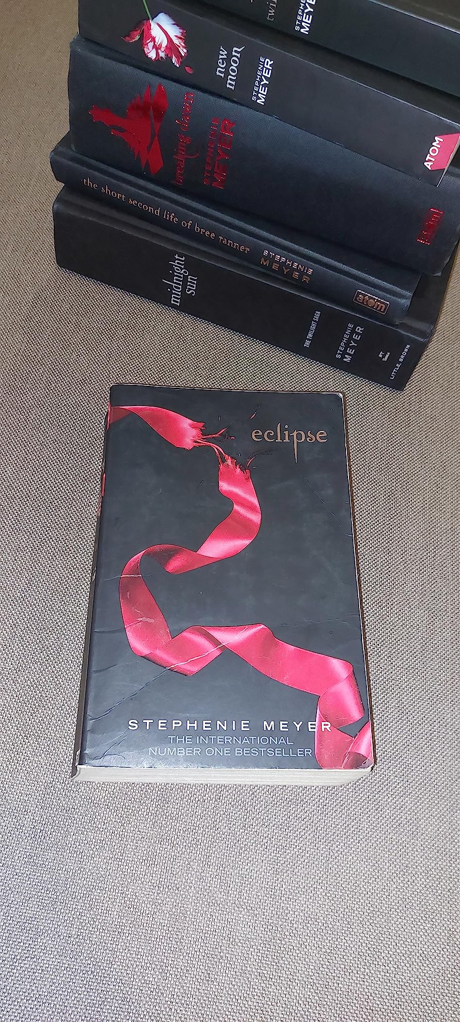 Eclipse: 3 (The Twilight Saga) : Meyer, Stephenie: Amazon.in: Books