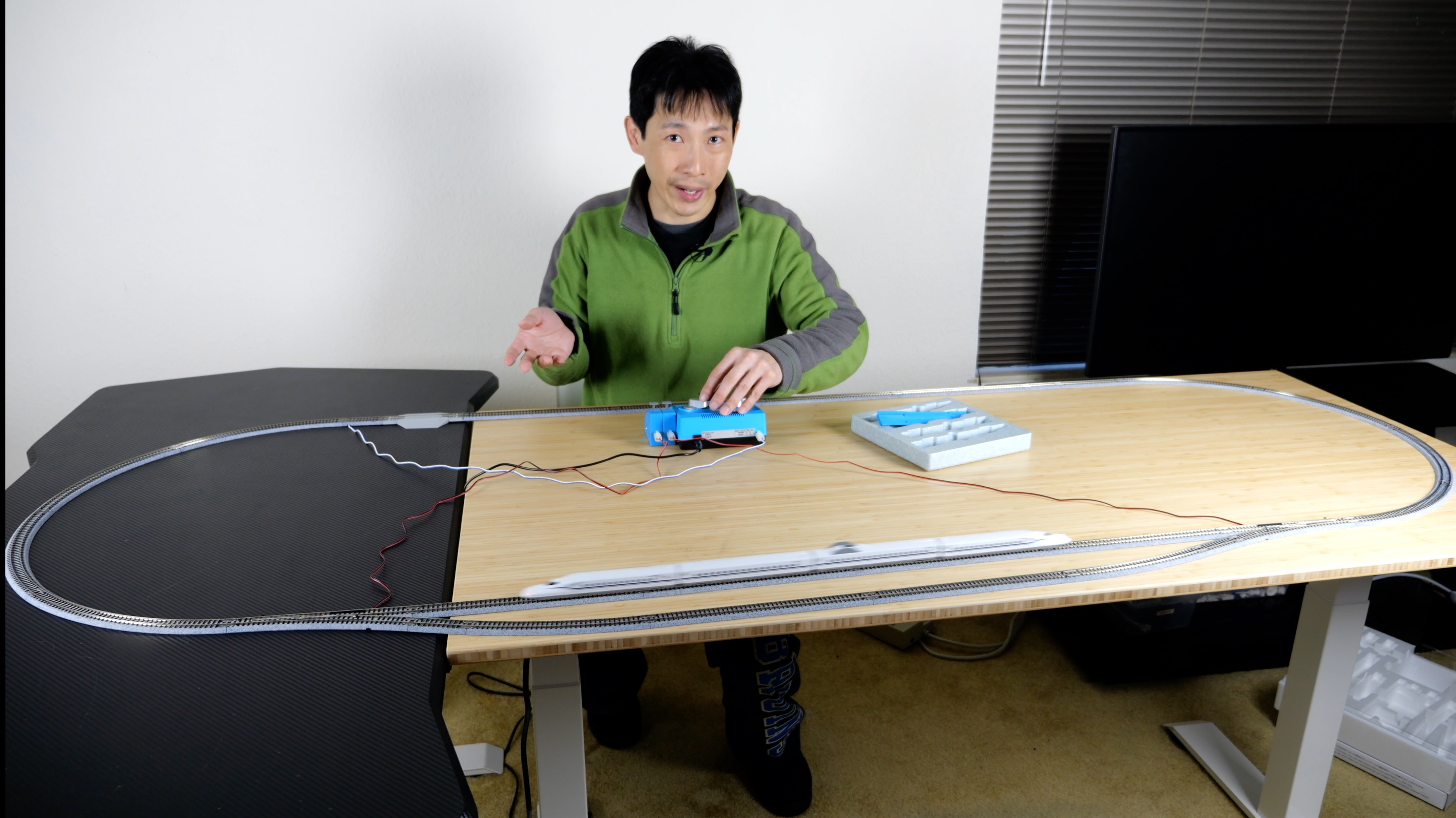 Watch Kato M2 Track Set Quick Unboxing and Setup on Amazon Live