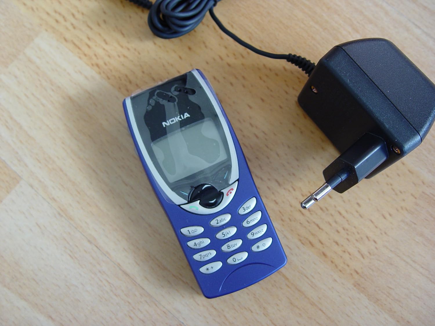 Nokia 8210 Handy 79g Mobiltelefon mit Xpress-on Cover Blau