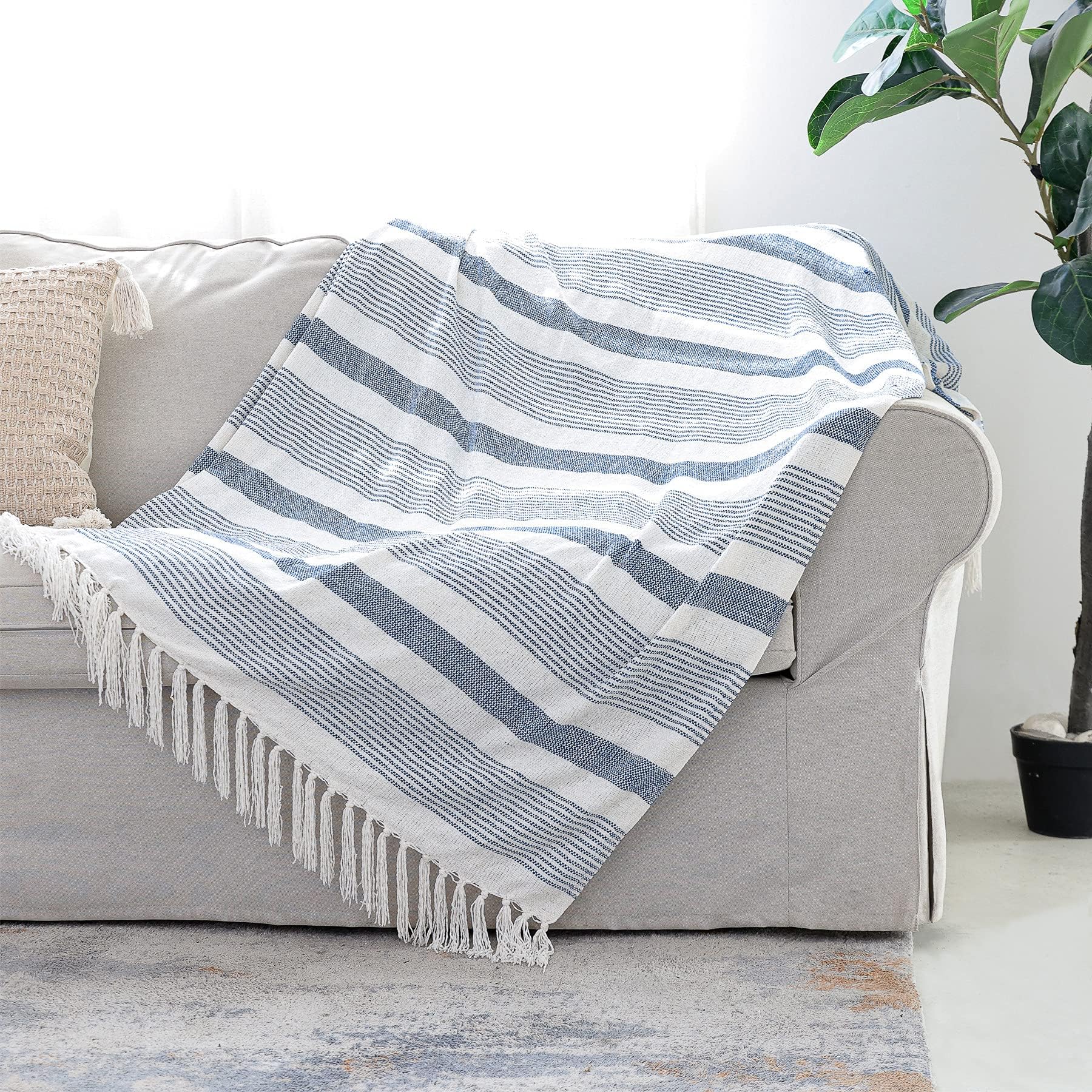 Amazon.com: Mindsoft Blue White Flower Blanket Butterfly Soft Throw ...