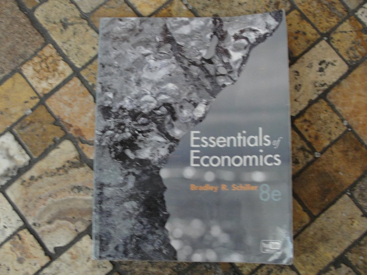 Essentials of Economics, 8th Edition: Schiller, Bradley: 9780073511399 ...