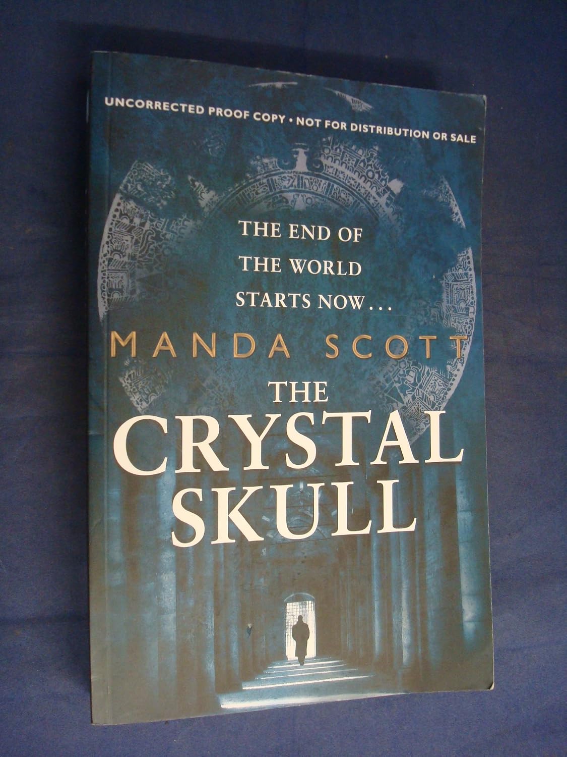 Amazon.com: The Crystal Skull: 9780593055717: Scott, Manda: Books