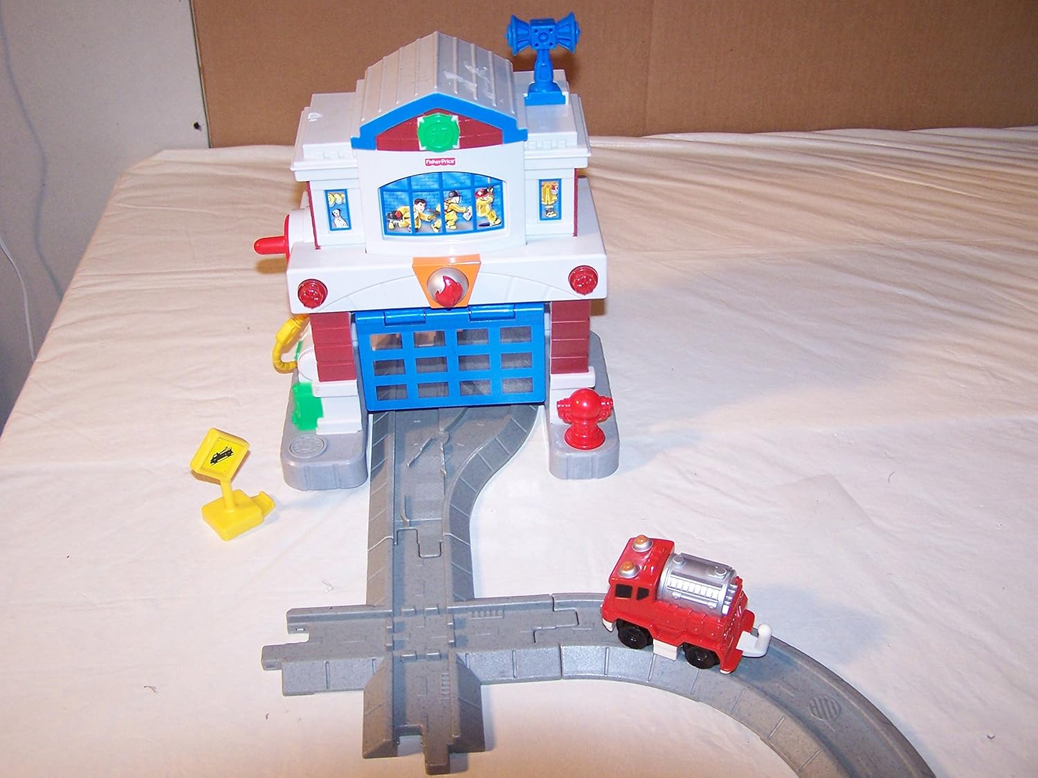 Amazon.com: GeoTrax Transportation System Fire Station by Fisher-Price ...