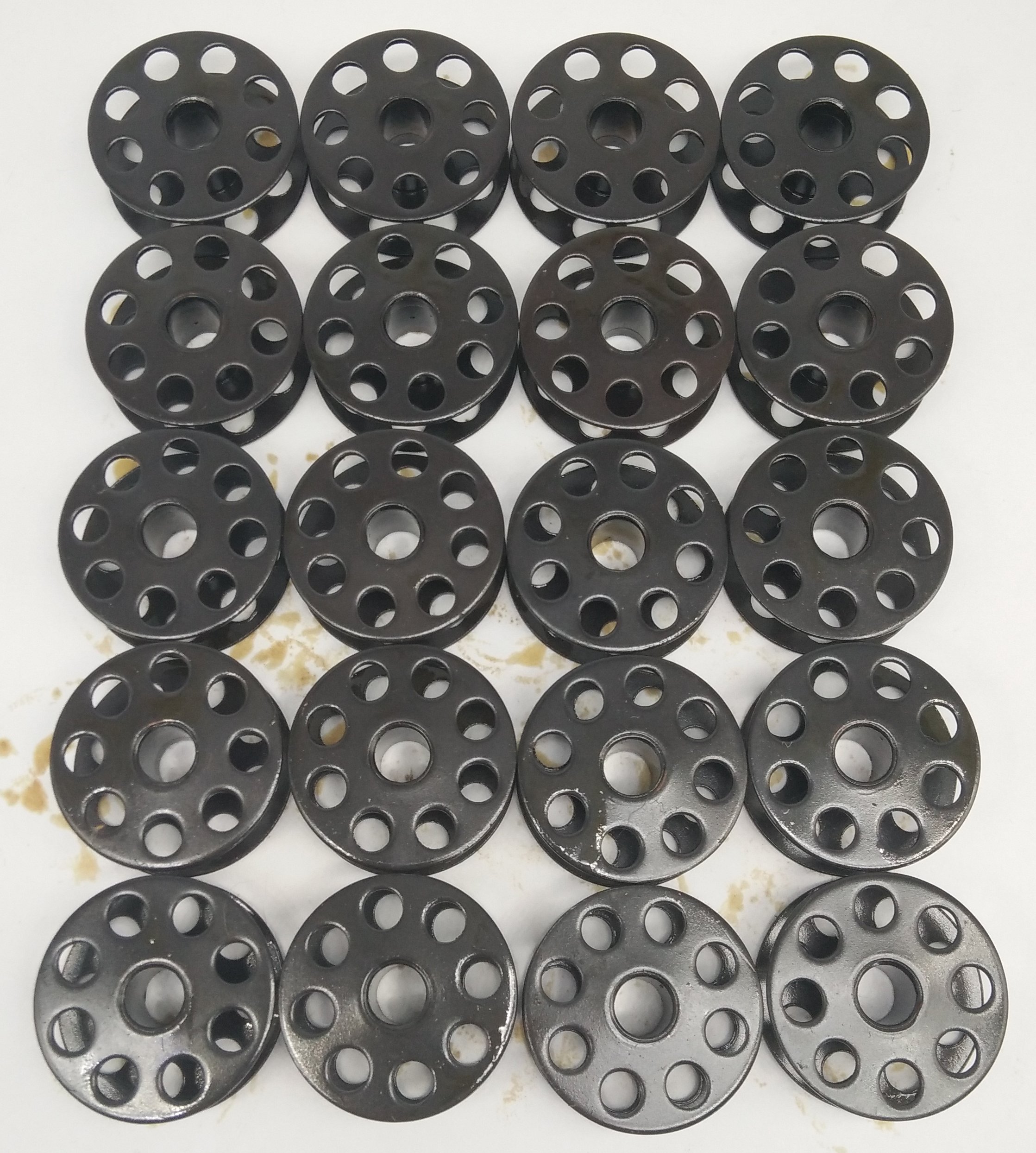 Amazon.com: HONEYSEW M SIZE BOBBINS 20PCS FOR INDUSTRIAL SEWING MACHINE ...