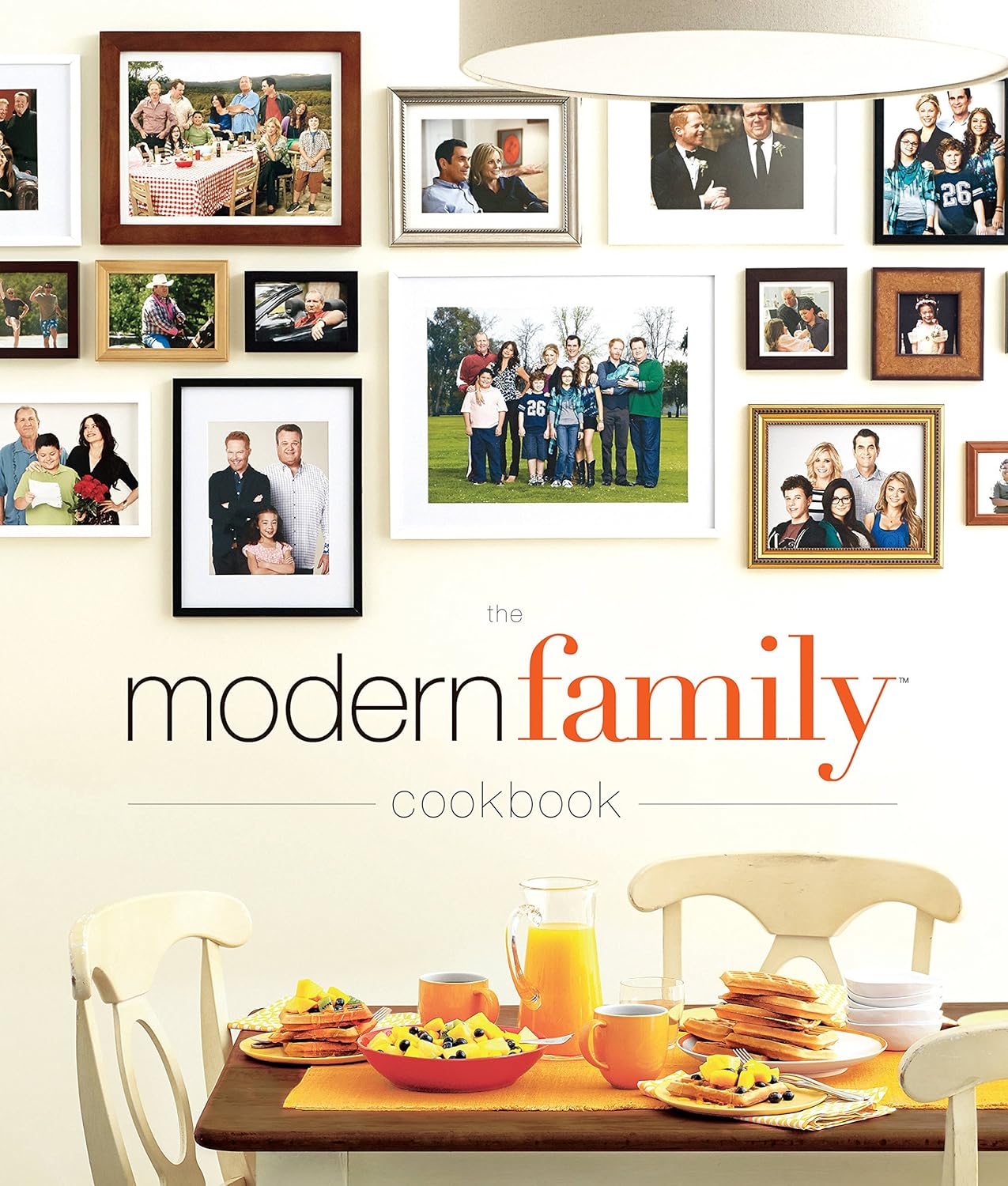 Amazon.com: The Modern Family Cookbook: 9780848746414: Modern Family: Books