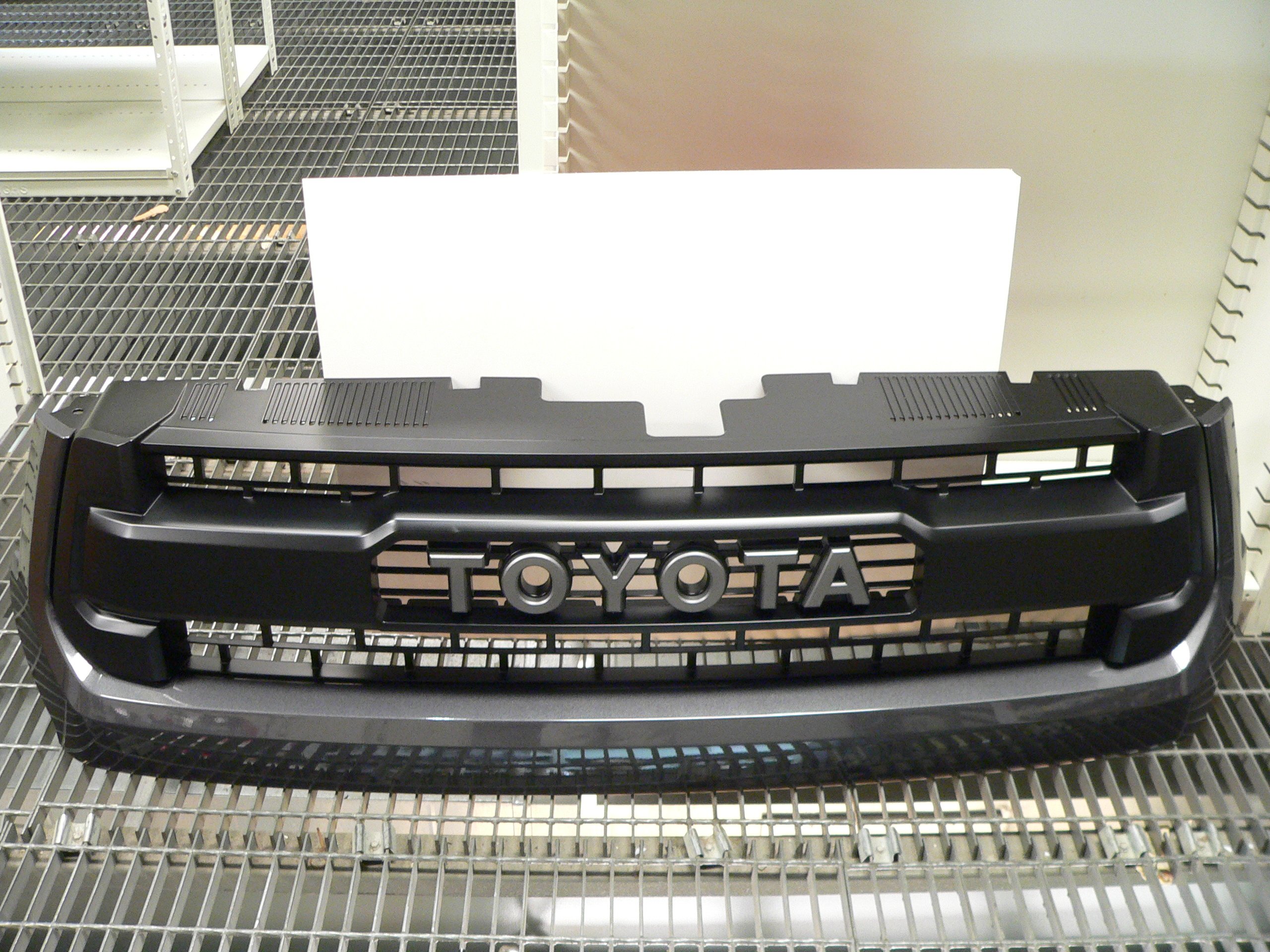 Amazon.com: Toyota Genuine Parts - Grille Assy, Radiato (53100-0C260-B1 ...