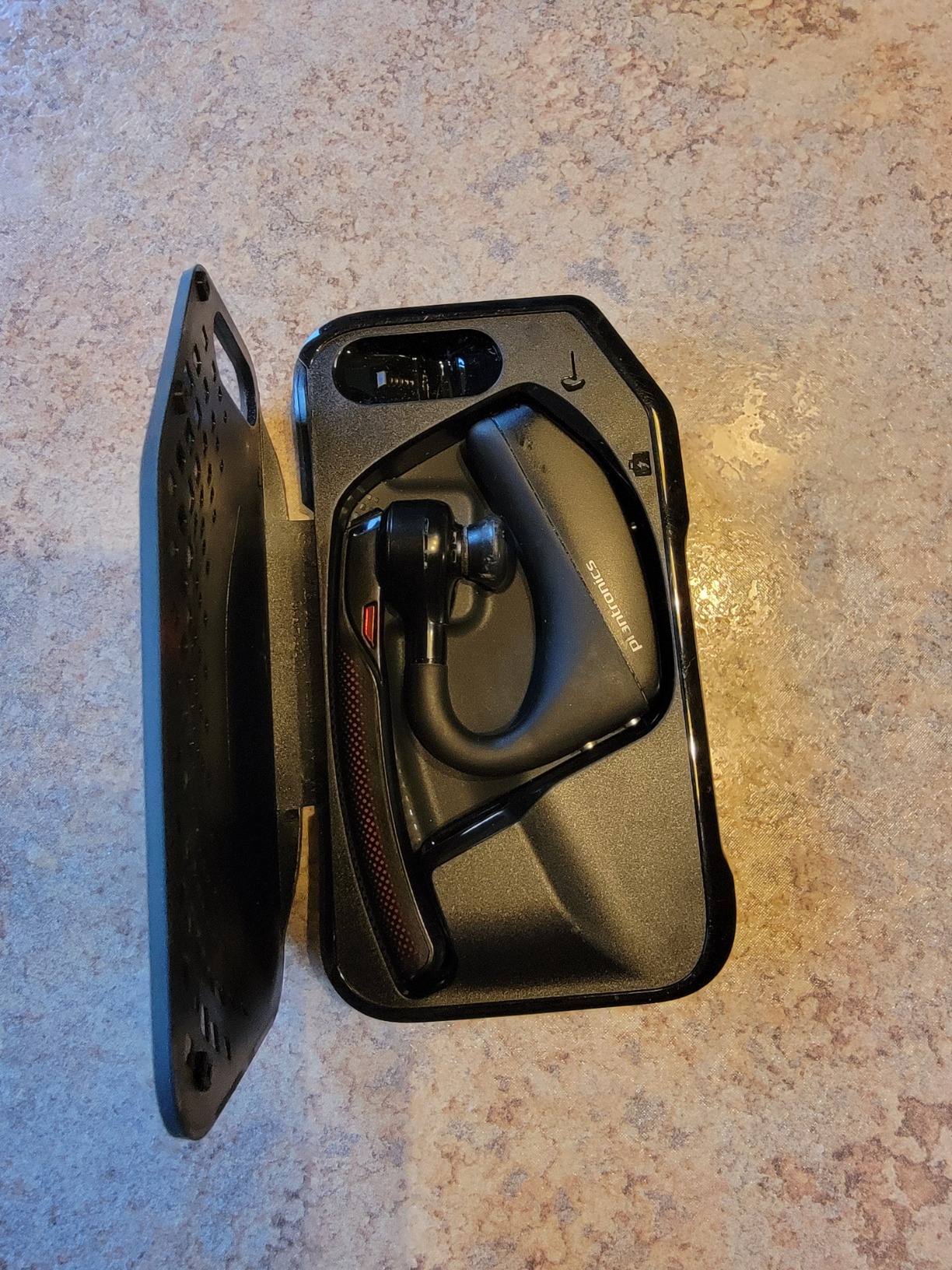 Amazon.com: Plantronics Voyager 5200 Charger Case, Black 6 x 3.6 x 5.59 ...