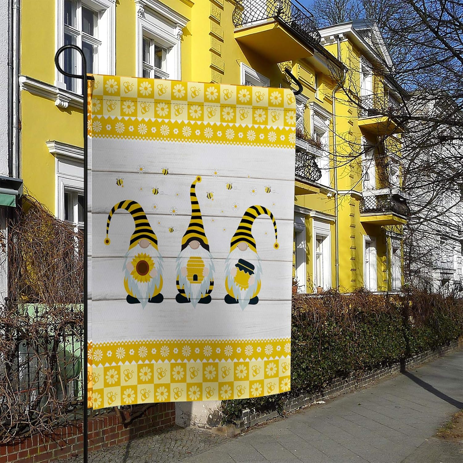 Bandera De Jardín Bee Gnomes Cute Gnome Bee Daisy Flower Sobre Tablero ...