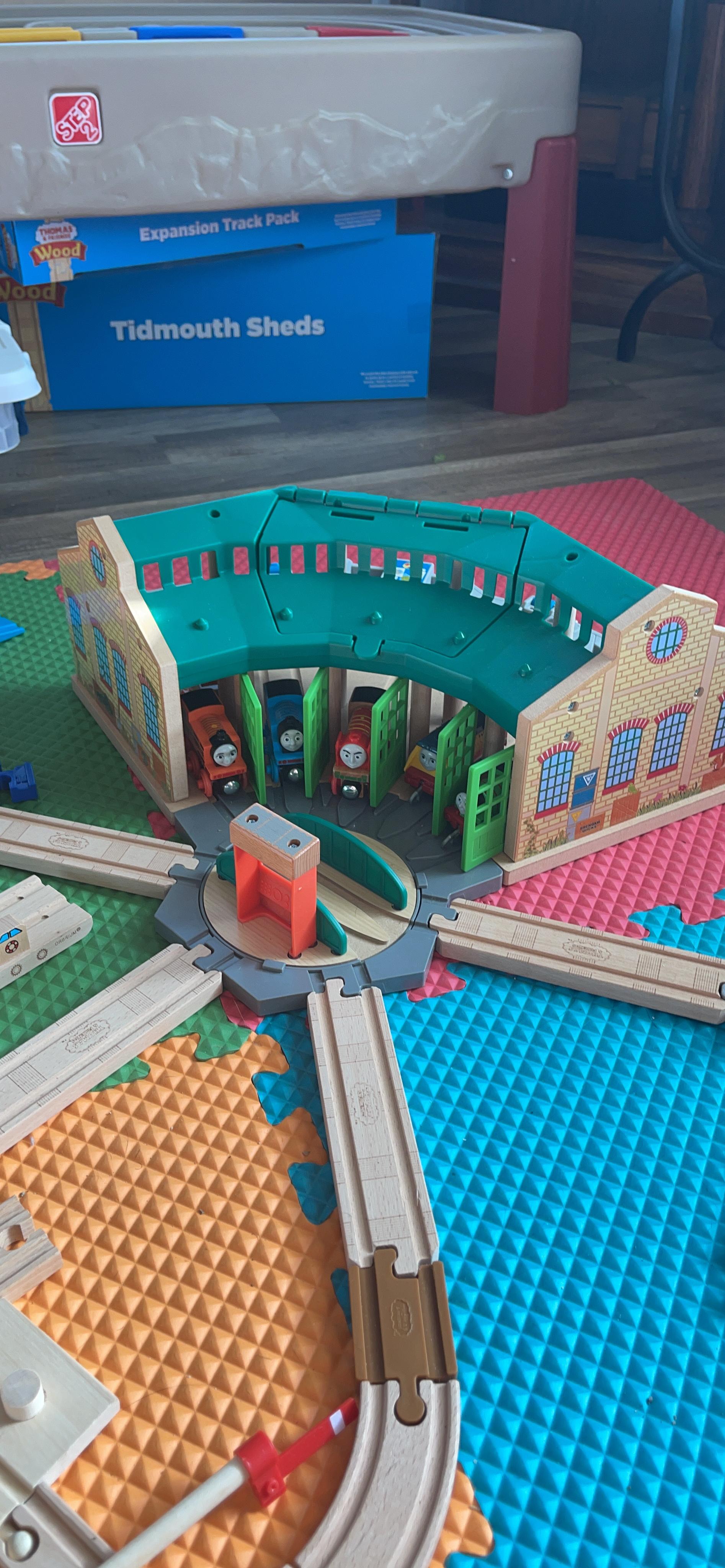 Amazon.com: Thomas & Friends Wooden Toy Train Set Tidmouth Sheds ...