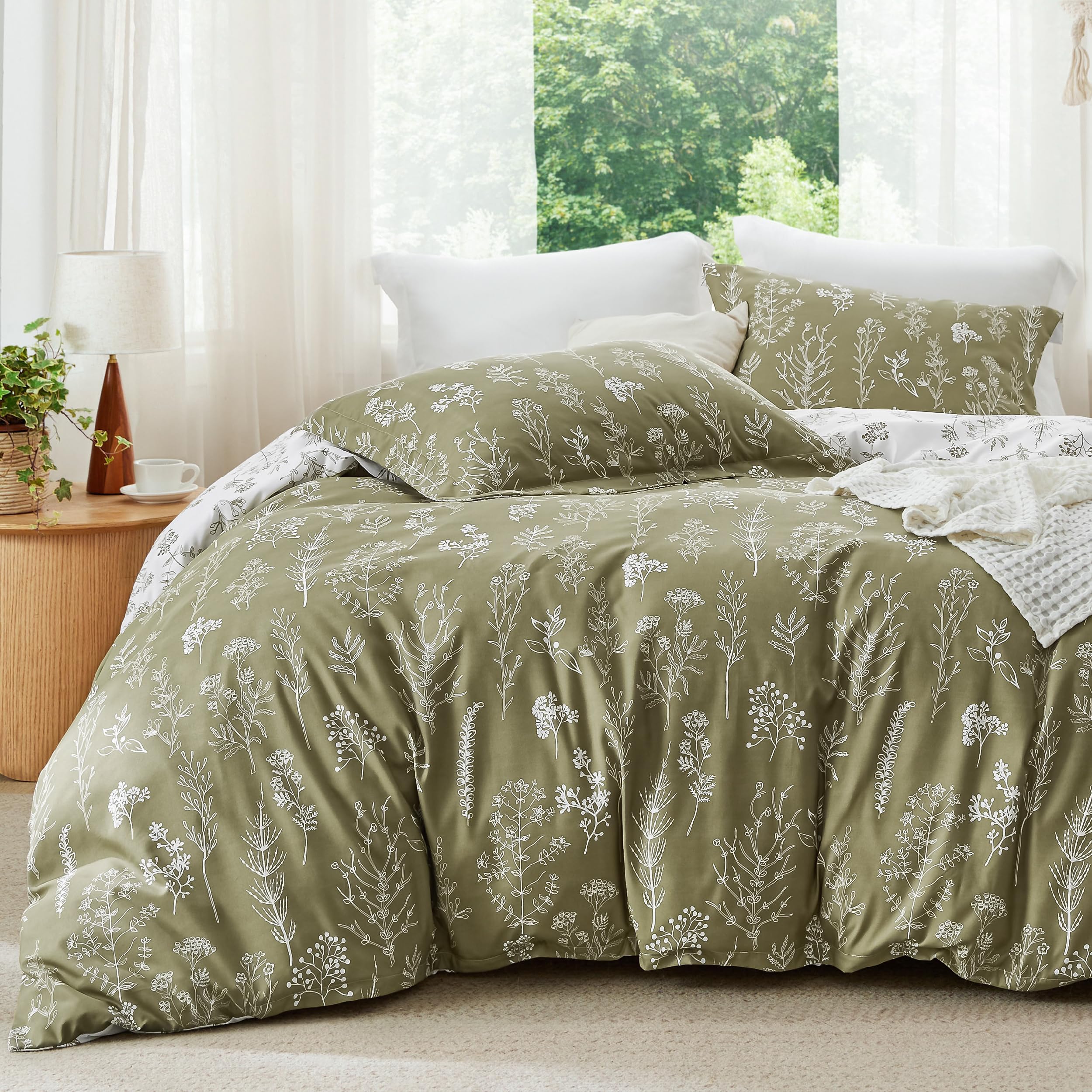 Amazon.com: Wake In Cloud - Floral Comforter Set, Cute Vintage Flower ...
