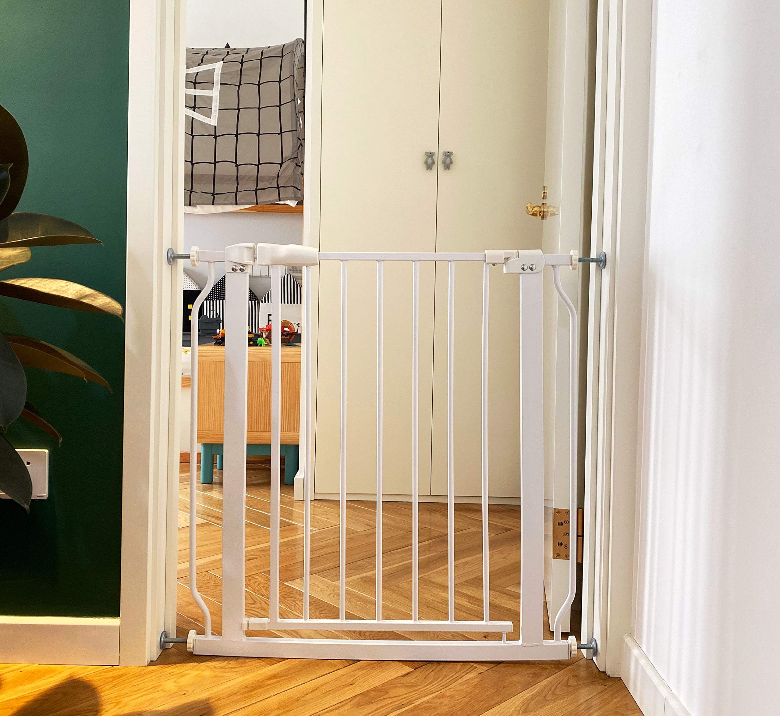 Amazon.com: North States MyPet 2-in-1 Easy Swing Petgate: 27"-41" Wide ...
