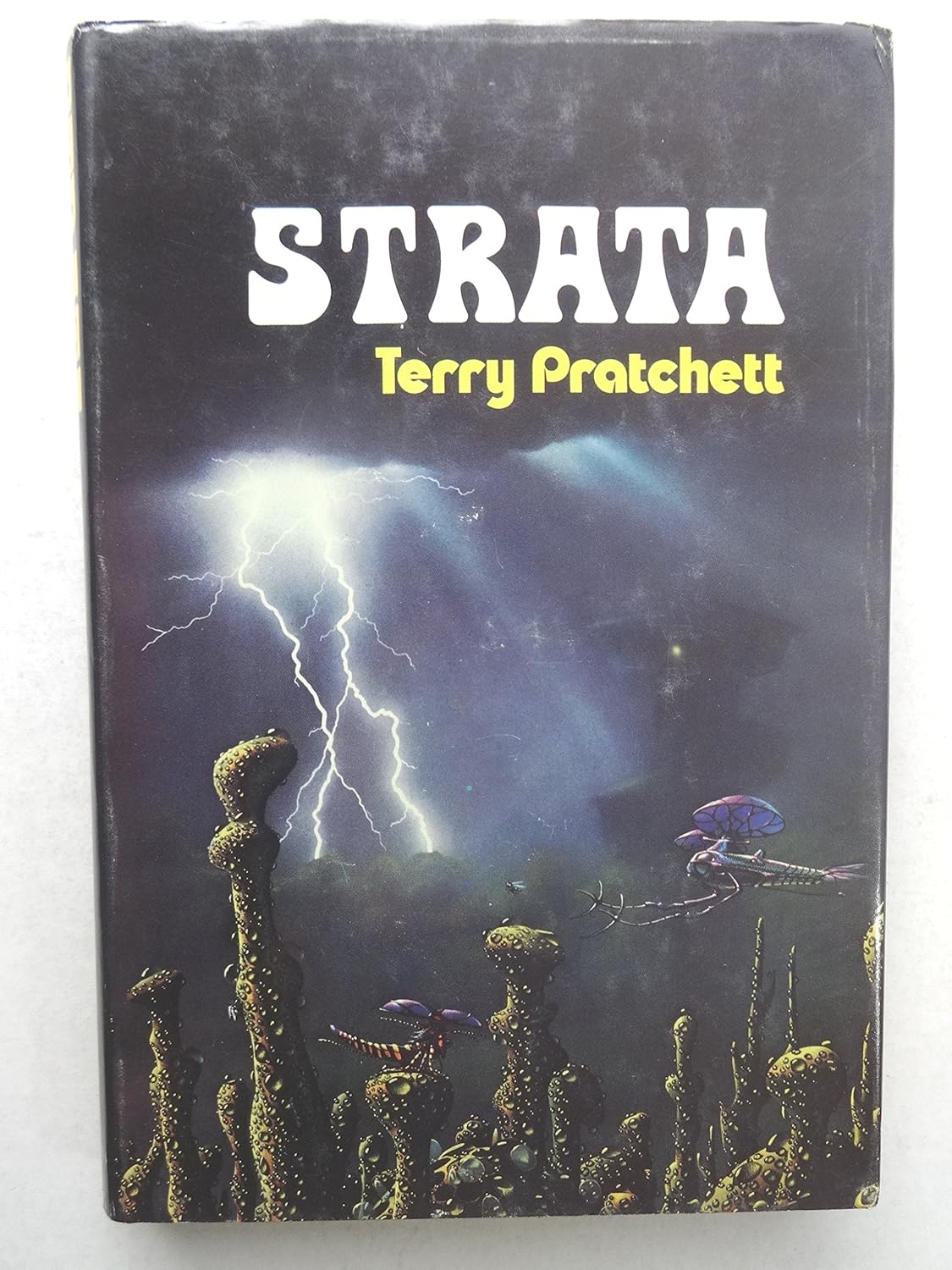 Strata: Pratchett,Terry, Tim White: 9780901072917: Amazon.com: Books