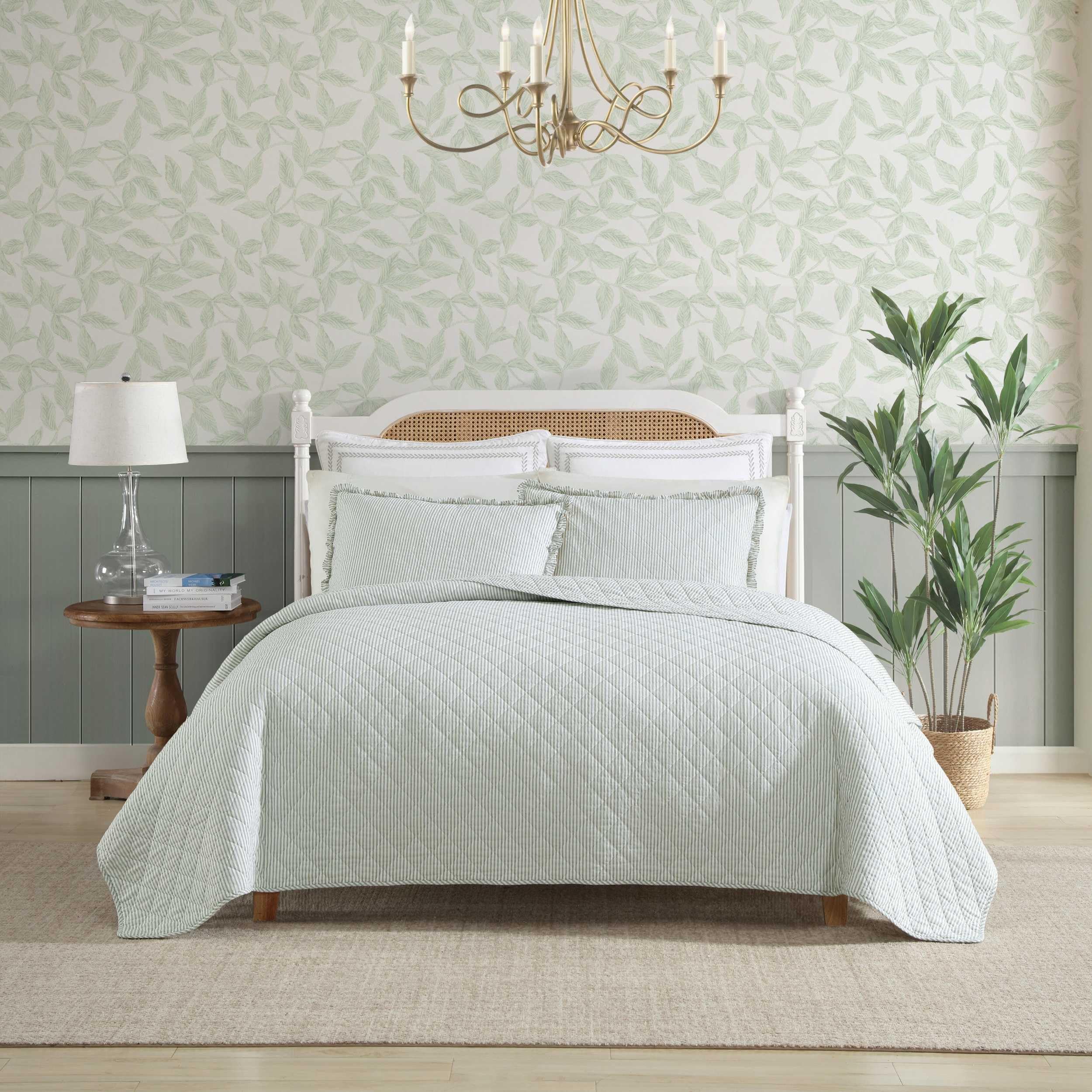 Amazon.com: Laura Ashley - Full/Queen Quilt Set, Simple, Comfortable ...