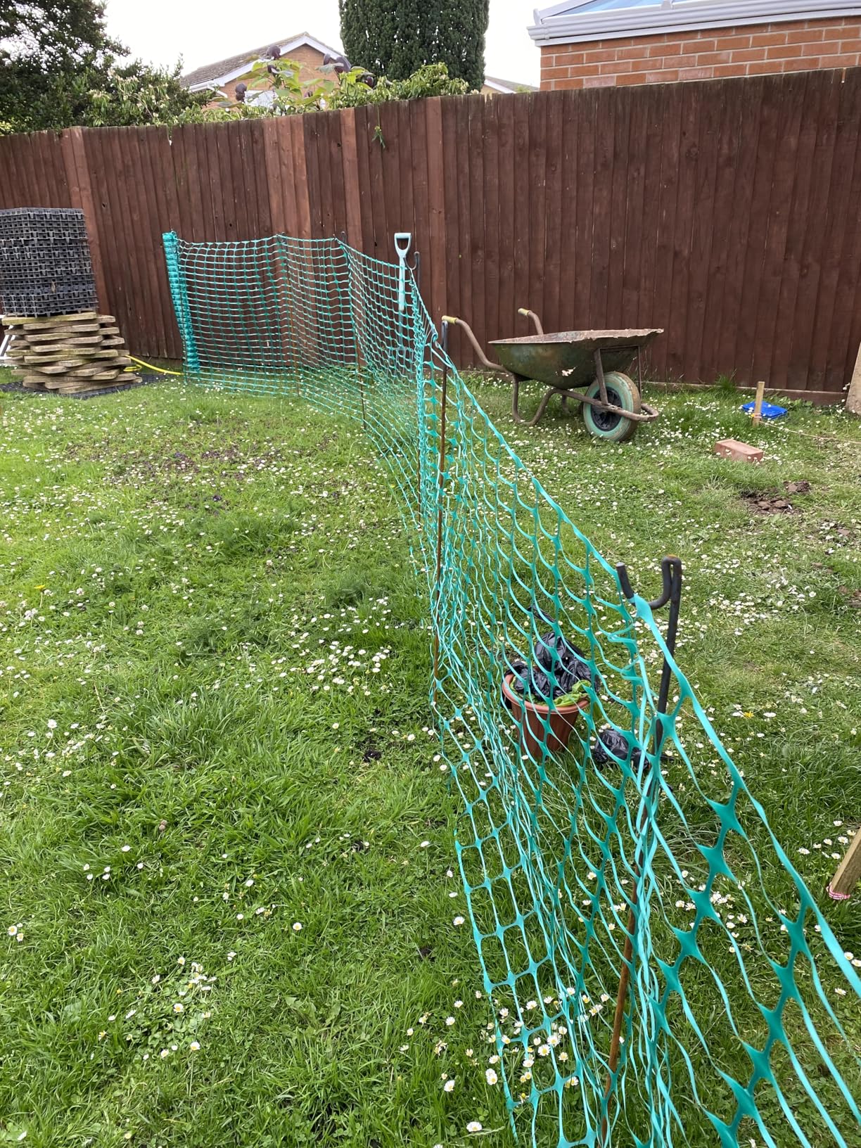 Green Barrier Mesh 80gsm Temporary Fence 1m x 15m & 10 Metal Fencing ...