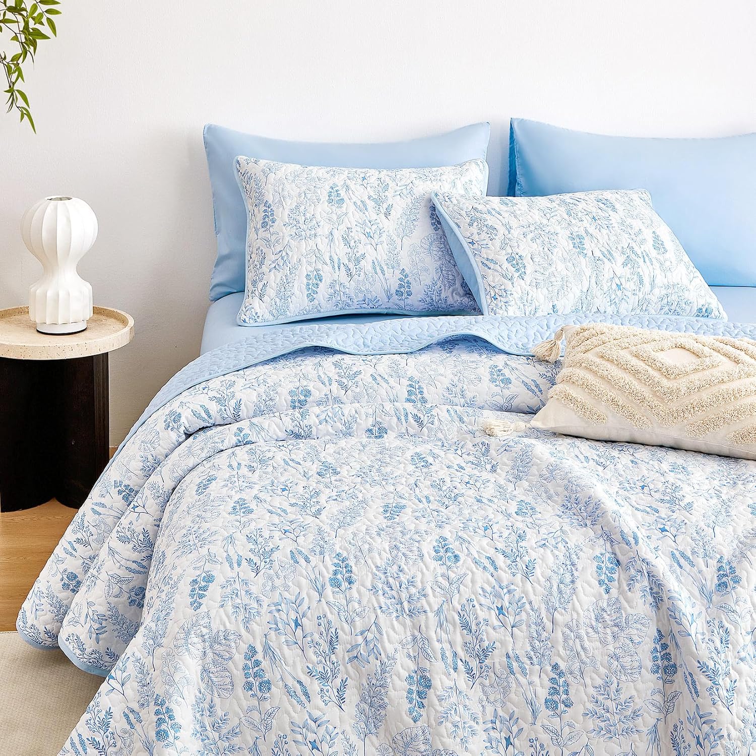 Amazon.com: Wake In Cloud - Floral Quilt Set, Botanical Vintage Flower ...