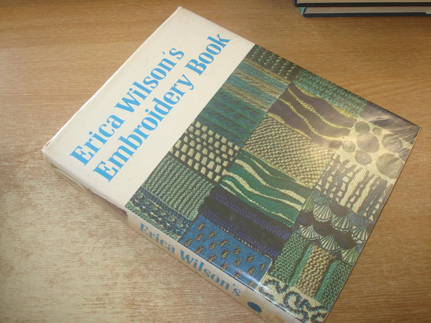 Erica Wilson's Embroidery Book: Wilson, Erica: 9780571106806: Amazon ...