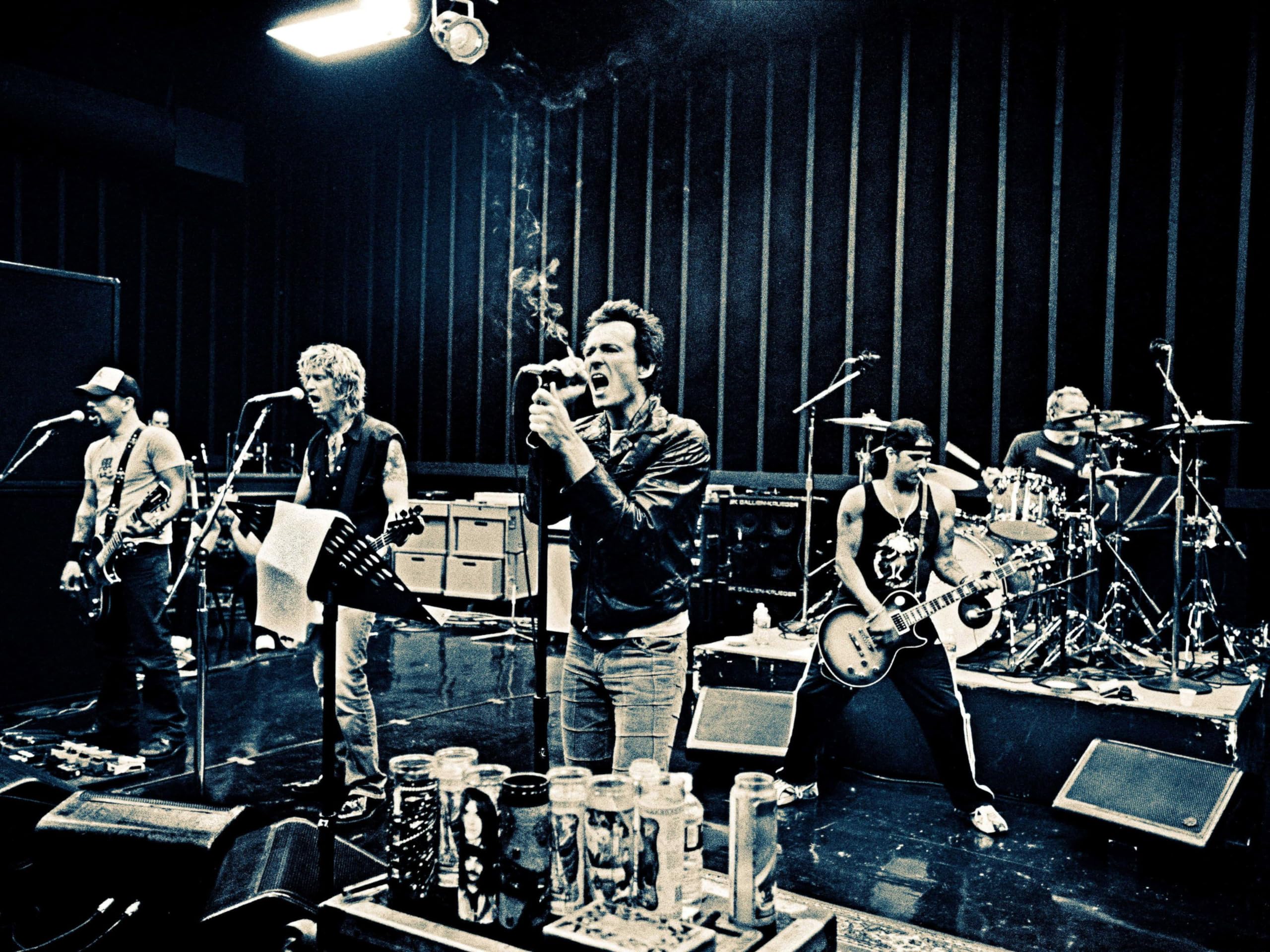 Doesn't Remind Me song by Audioslave from Chris Cornell (Deluxe Edition ...