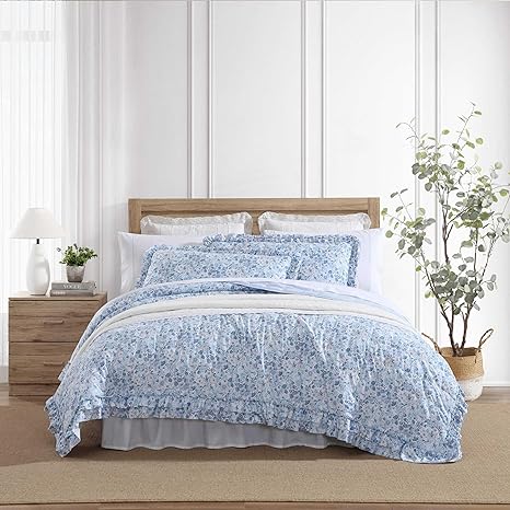 Amazon.com: Laura Ashley - Queen Quilt Set, Premium Microfiber Bedding ...
