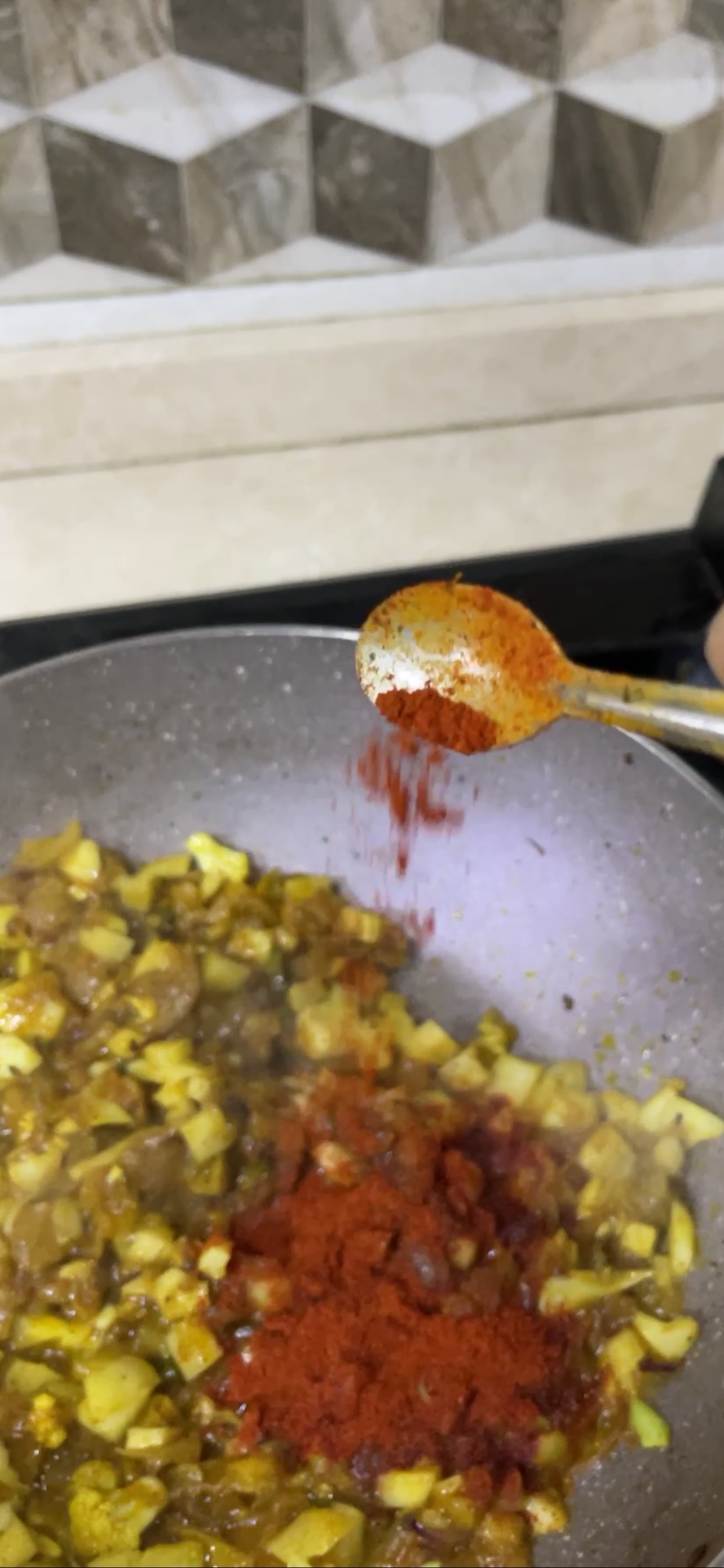 MDH Deggi Chilli Powder, 100 gm/110 gm ( Weight May Vary ) : Amazon.in ...