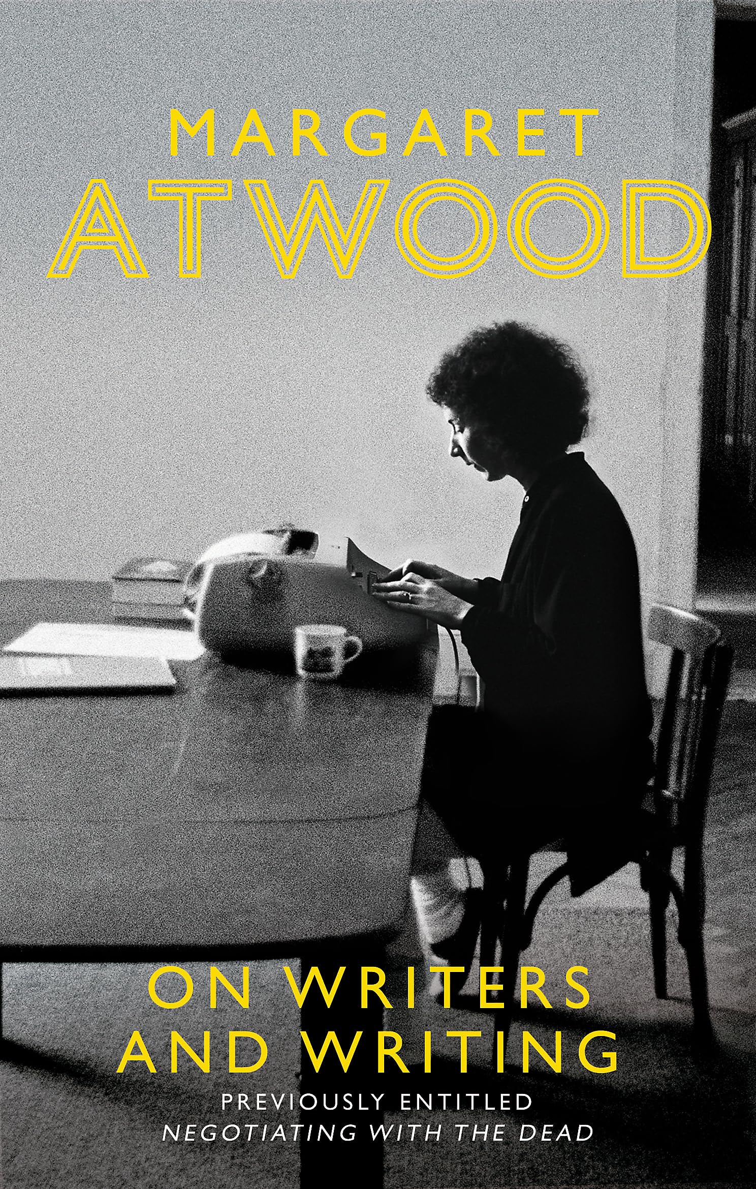 On Writers & Writing: Atwood, Margaret: 9780349006239: Amazon.com: Books