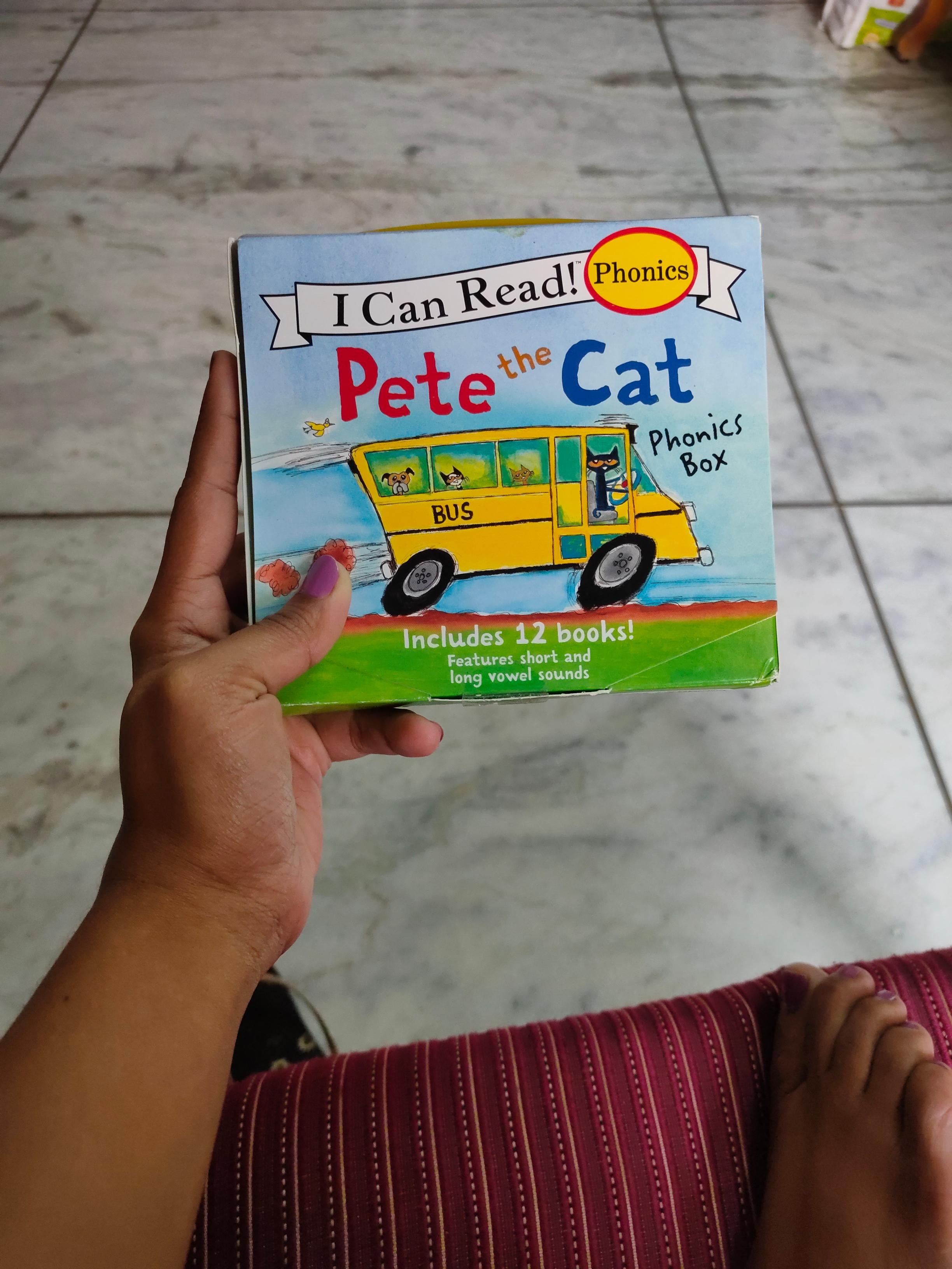 Pete The Cat Phonics Box : James Dean: Amazon.in: Books