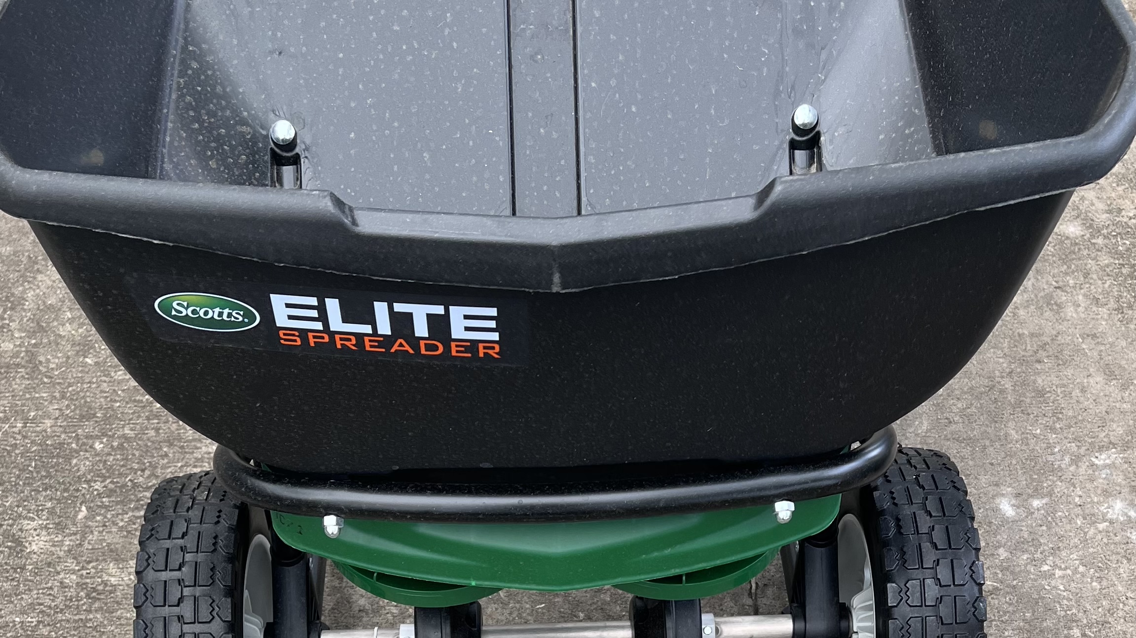 Watch Scotts elite spreader - dual technology! on Amazon Live