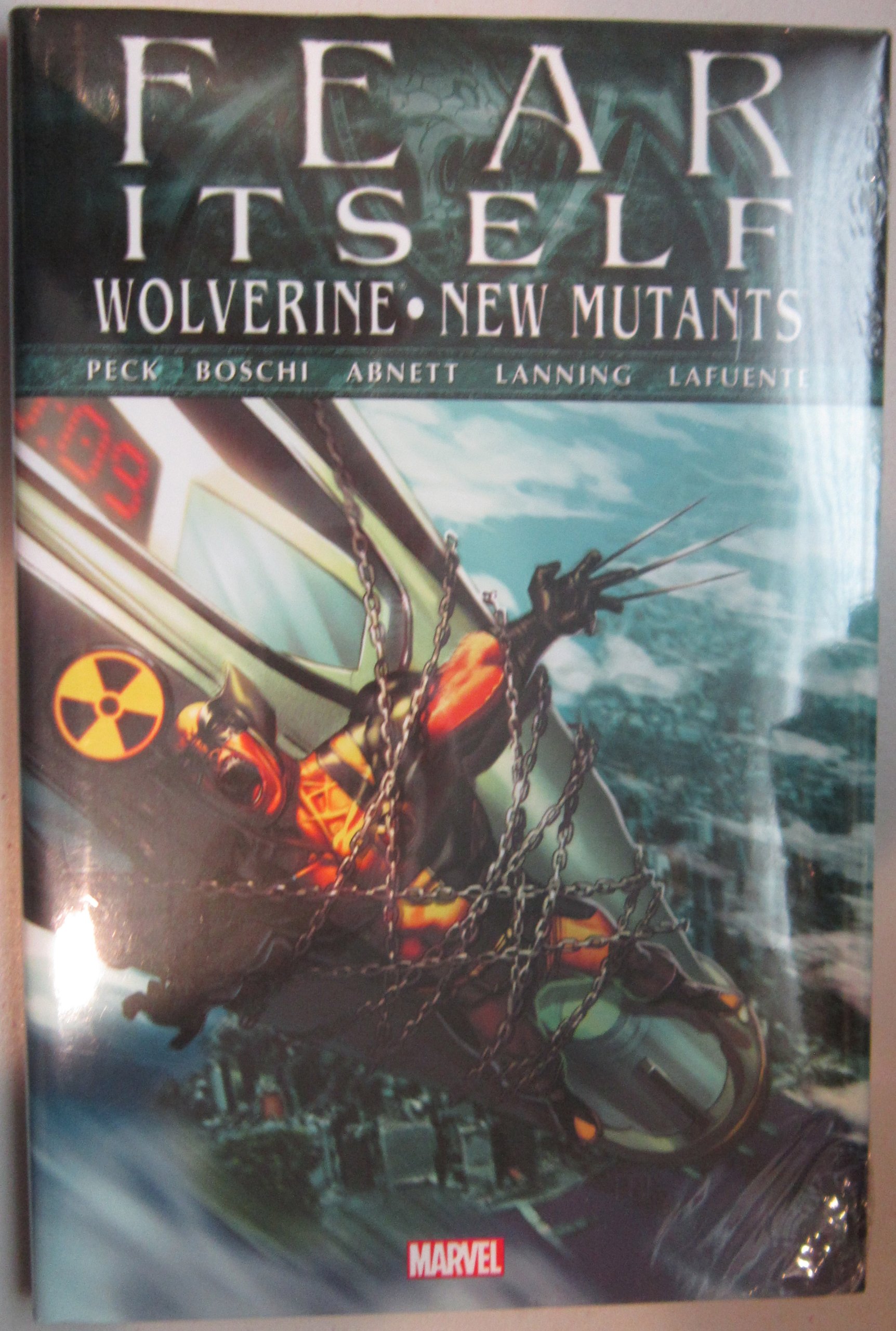 Amazon.com: Fear Itself: Wolverine/New Mutants: 9780785158080: Peck ...