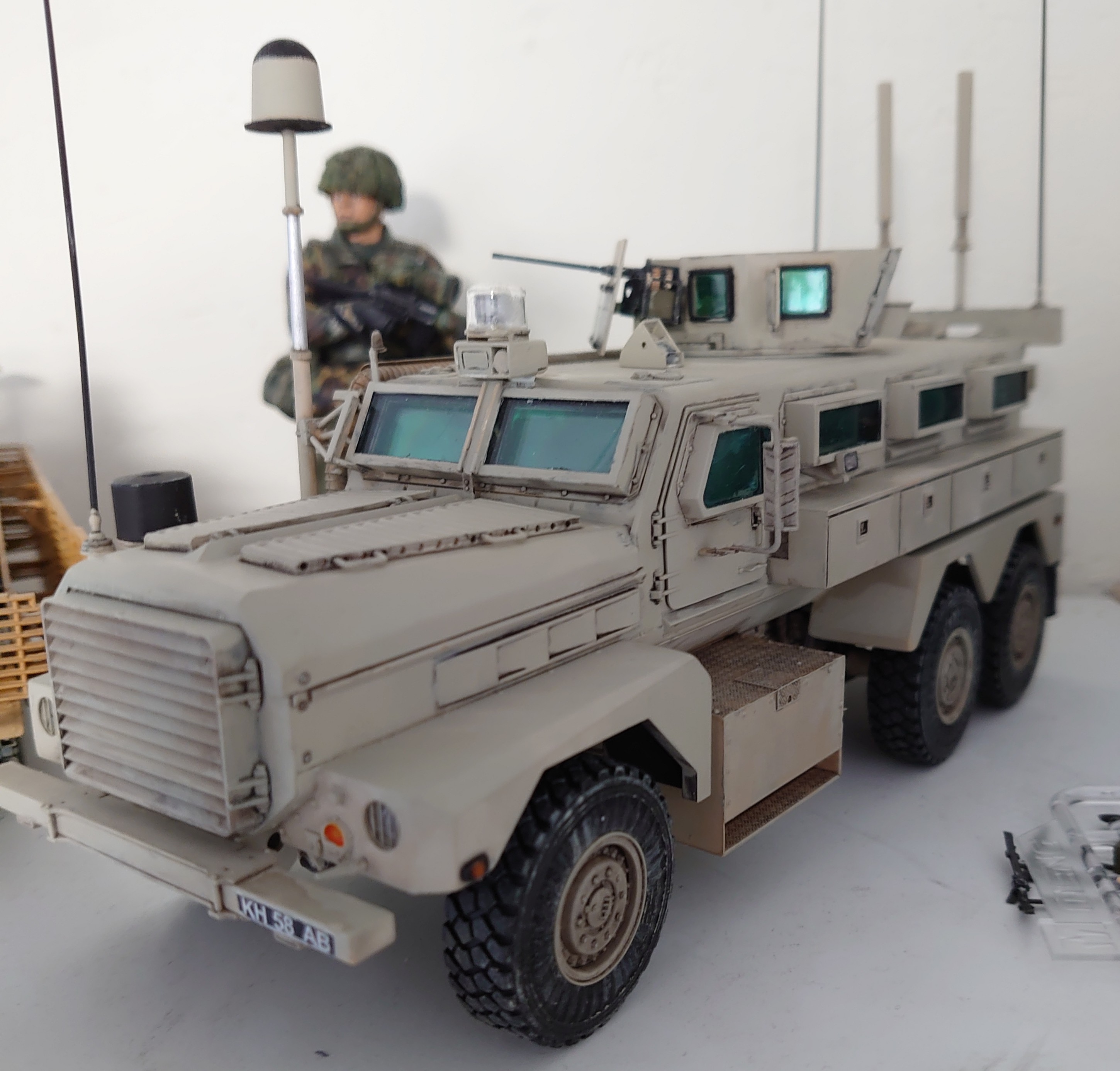 Meng 1:35 Scale US Cougar 6 x 6 MRAP Vehicle Model Kit (Multi-Colour ...