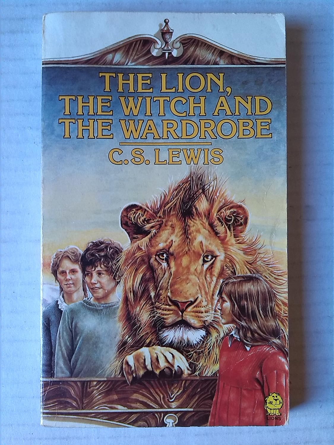 THE LION, THE WITCH AND THE WARDROBE (LIONS): Amazon.co.uk: C. S. LEWIS ...