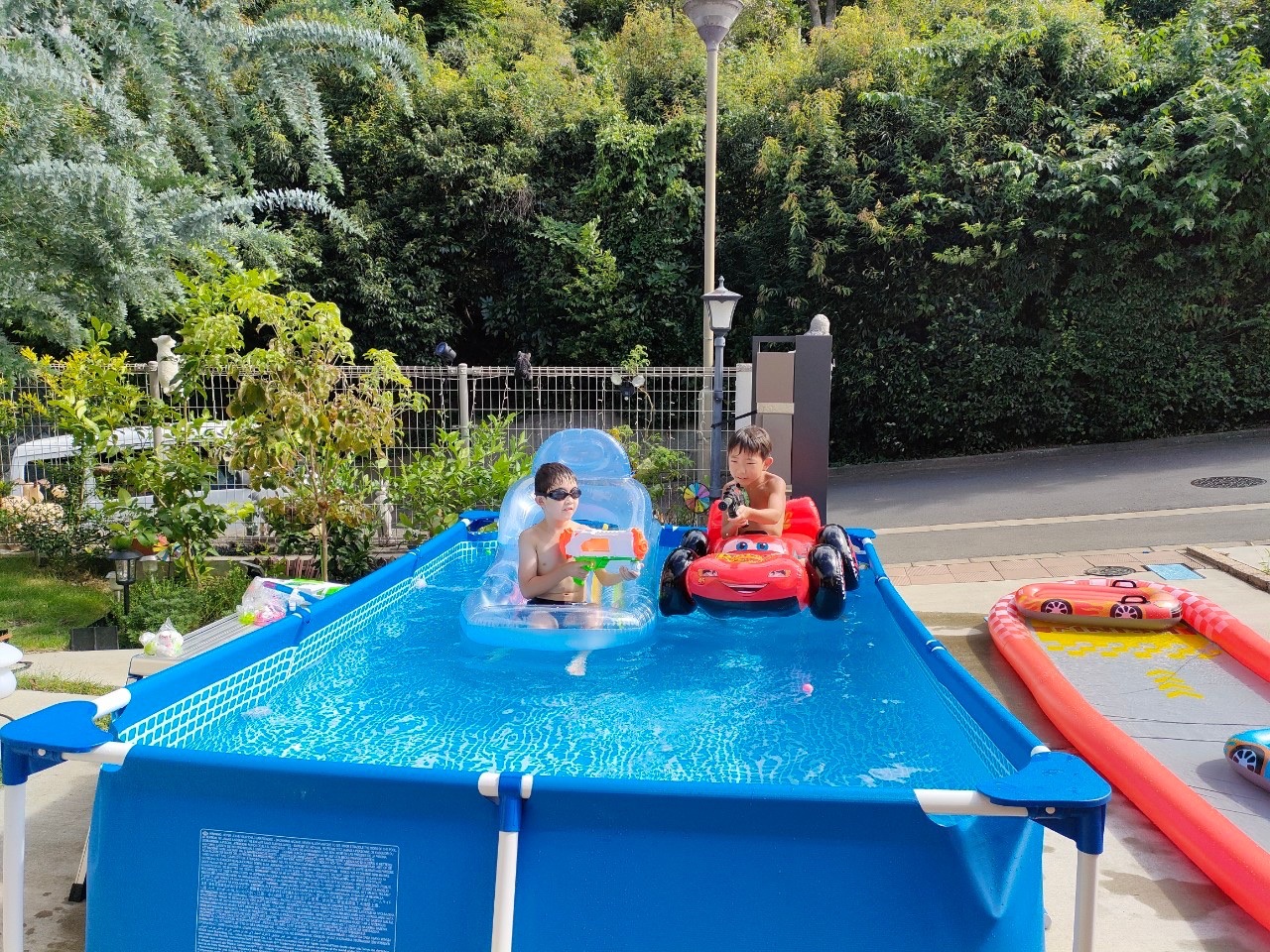 Amazon | INTEX(インテックス) 浮き輪 フロート ディズニー カーズ ライドオン 109×84cm 57516 [日本正規品 ...