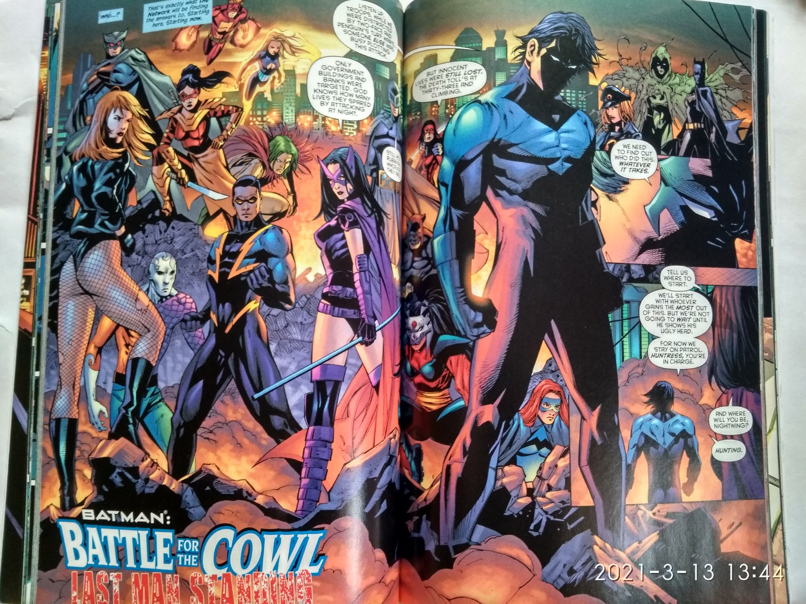 Batman: Battle for the Cowl : Daniel, Tony: Amazon.in: Books