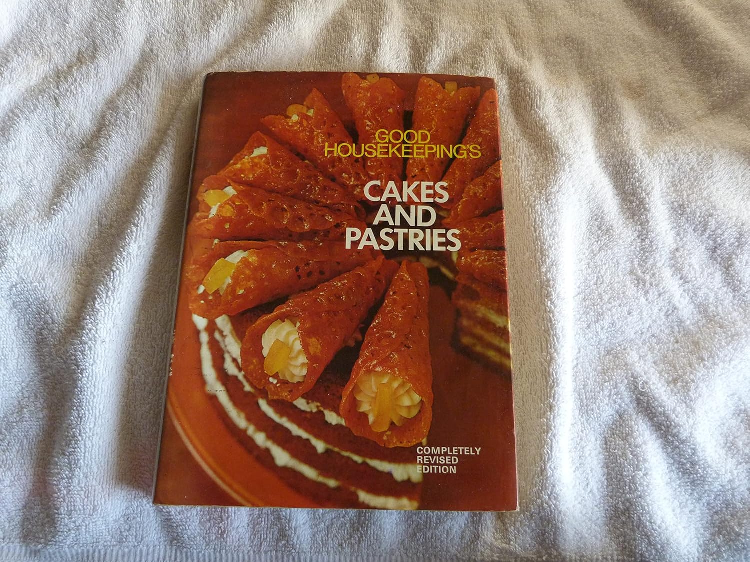 Good Housekeeping Cakes and Pastries: Good Housekeeping: 9780852230053 ...