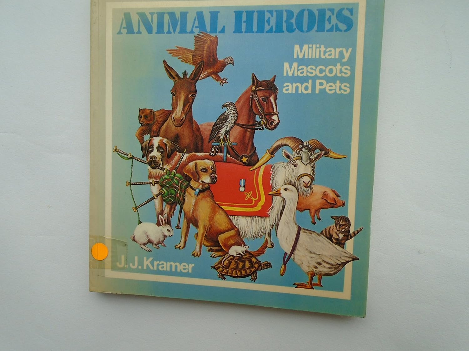 Amazon.co.jp: Animal Heroes: Military Mascots and Pets : Kramer, J.J.: 洋書
