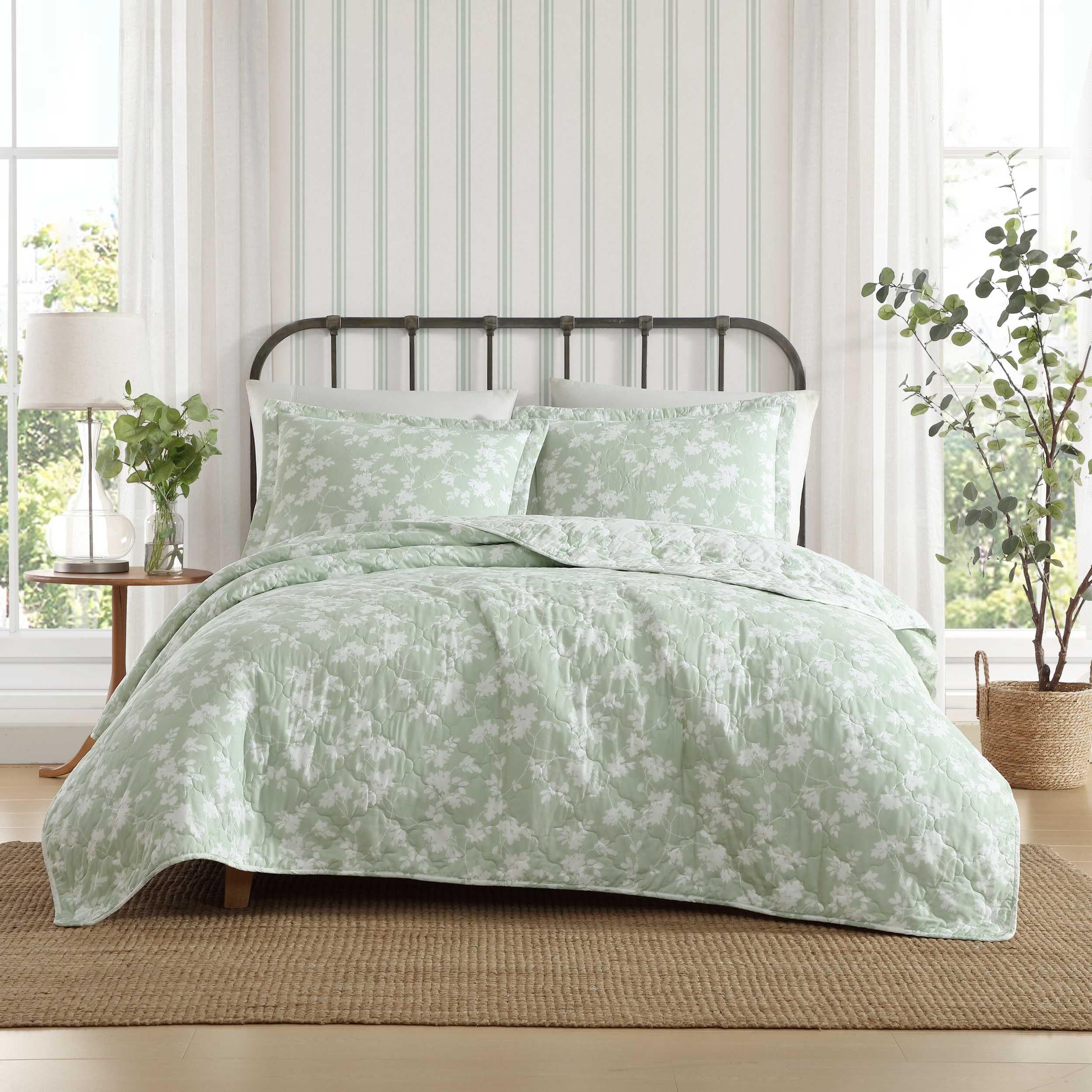 Amazon.com: Laura Ashley - Quilt Set, Luxuriously Soft Bedding with ...