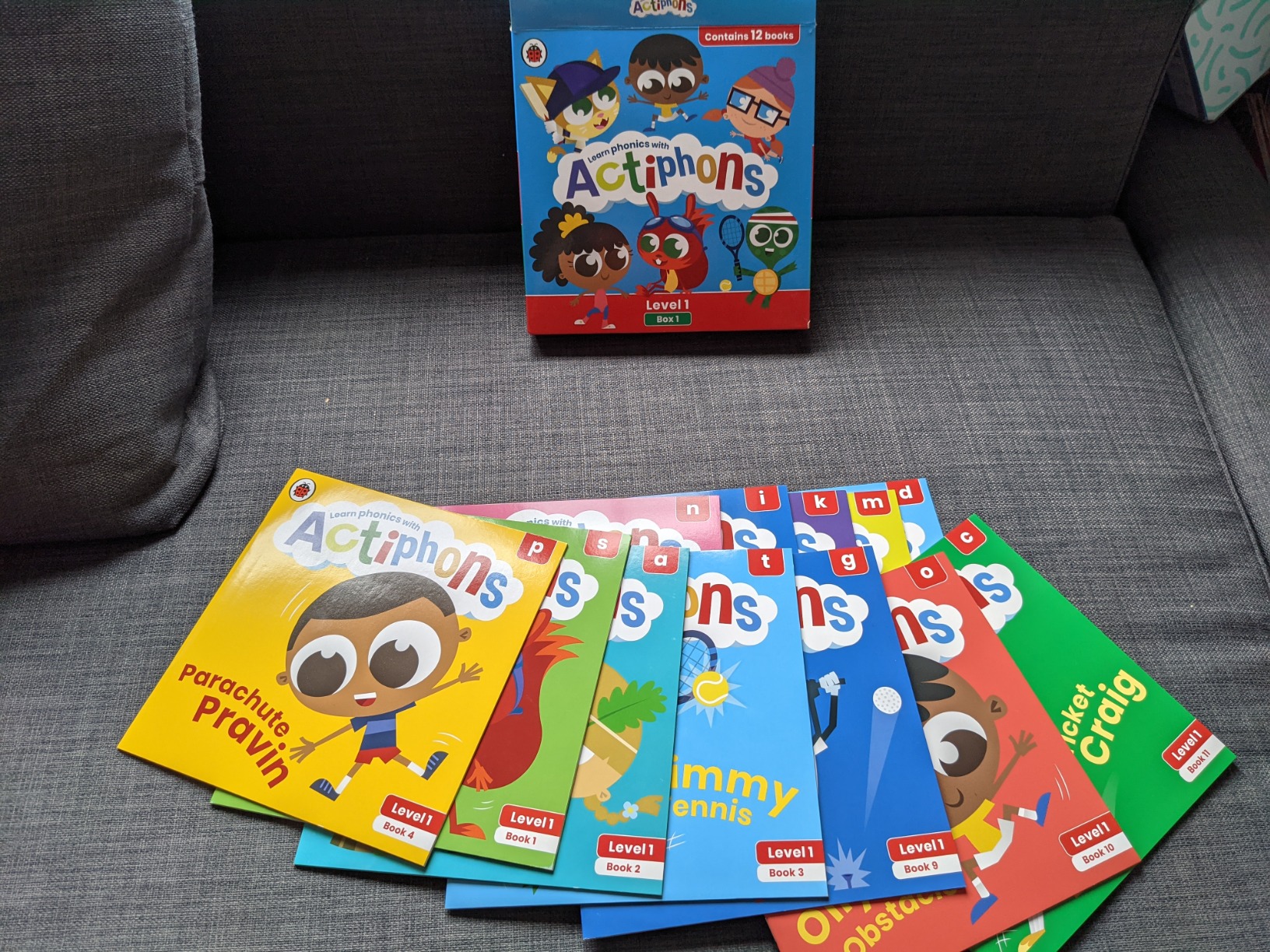 Actiphons Level 1 Box 1: Books 1-12: Learn phonics and get active with ...