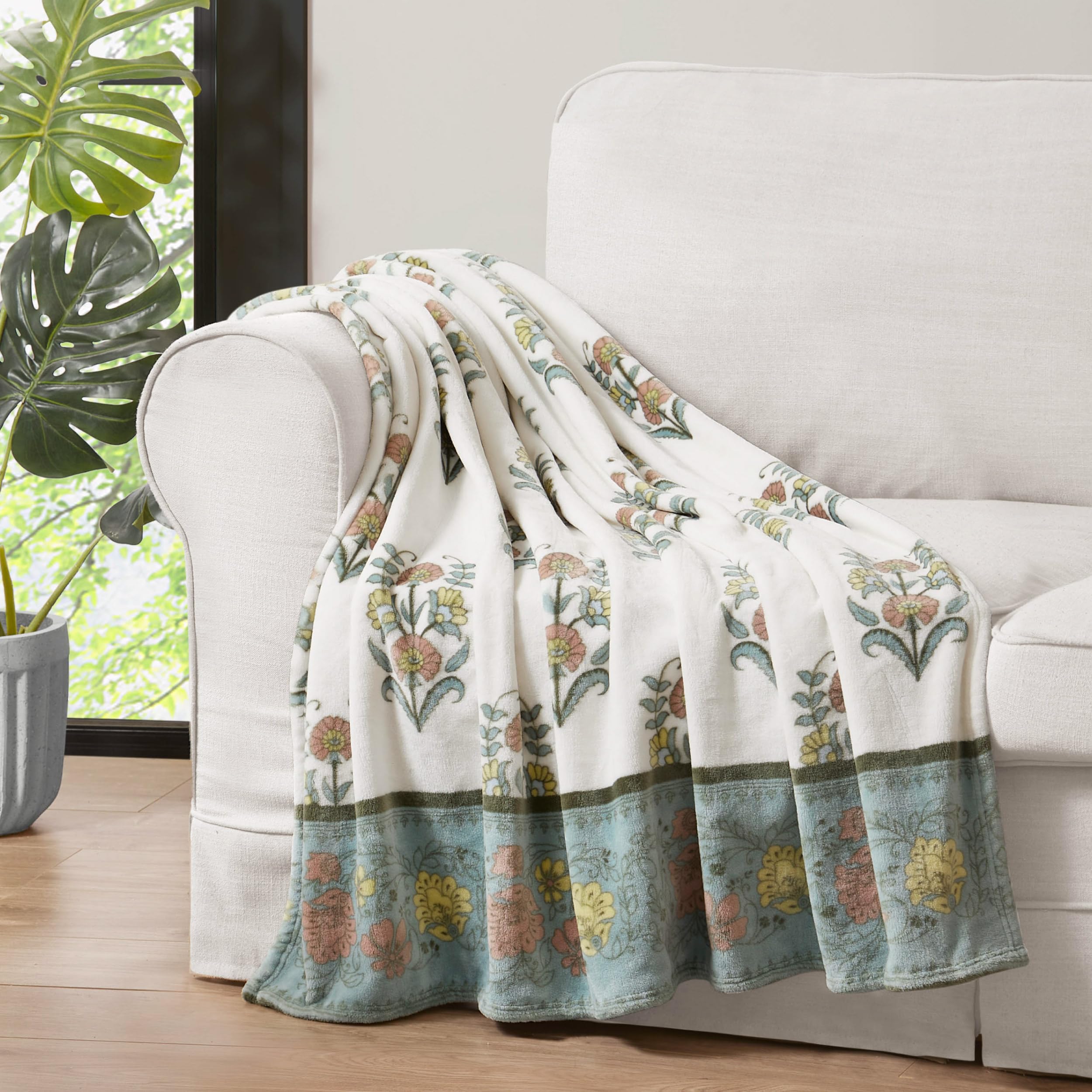 Amazon.com: Jessica Simpson Plush 50"X70" Throw Blanket - Serenity ...