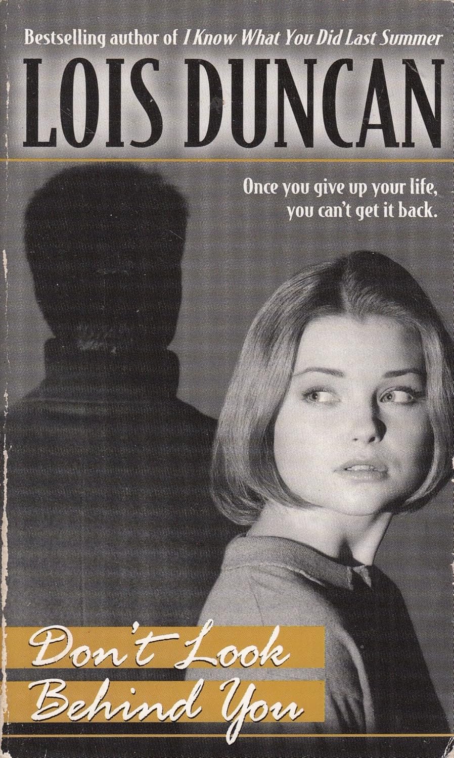 Don't Look Behind You: Duncan, Lois: 9780440207290: Books - Amazon.ca