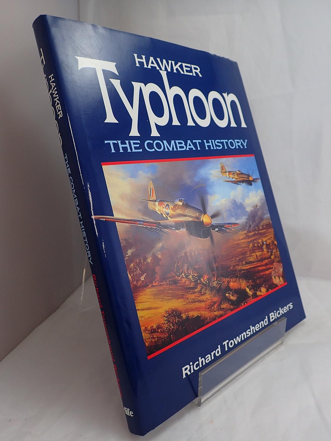 Amazon.com: Hawker Typhoon: The Combat History: 9781853109089: Bickers ...