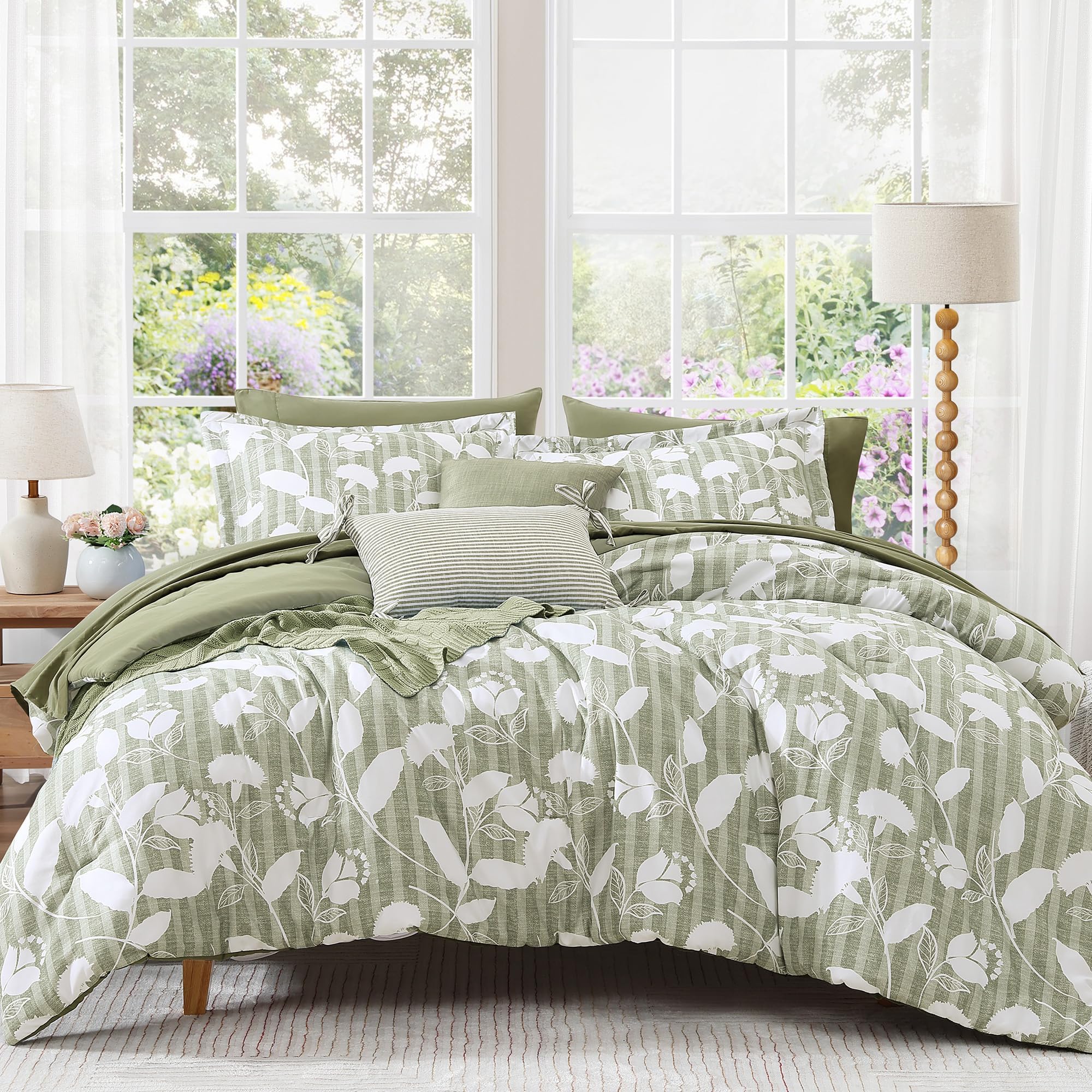 Amazon.com: Luxurious Garden Walk Bedding | Sophisticated Polyester ...