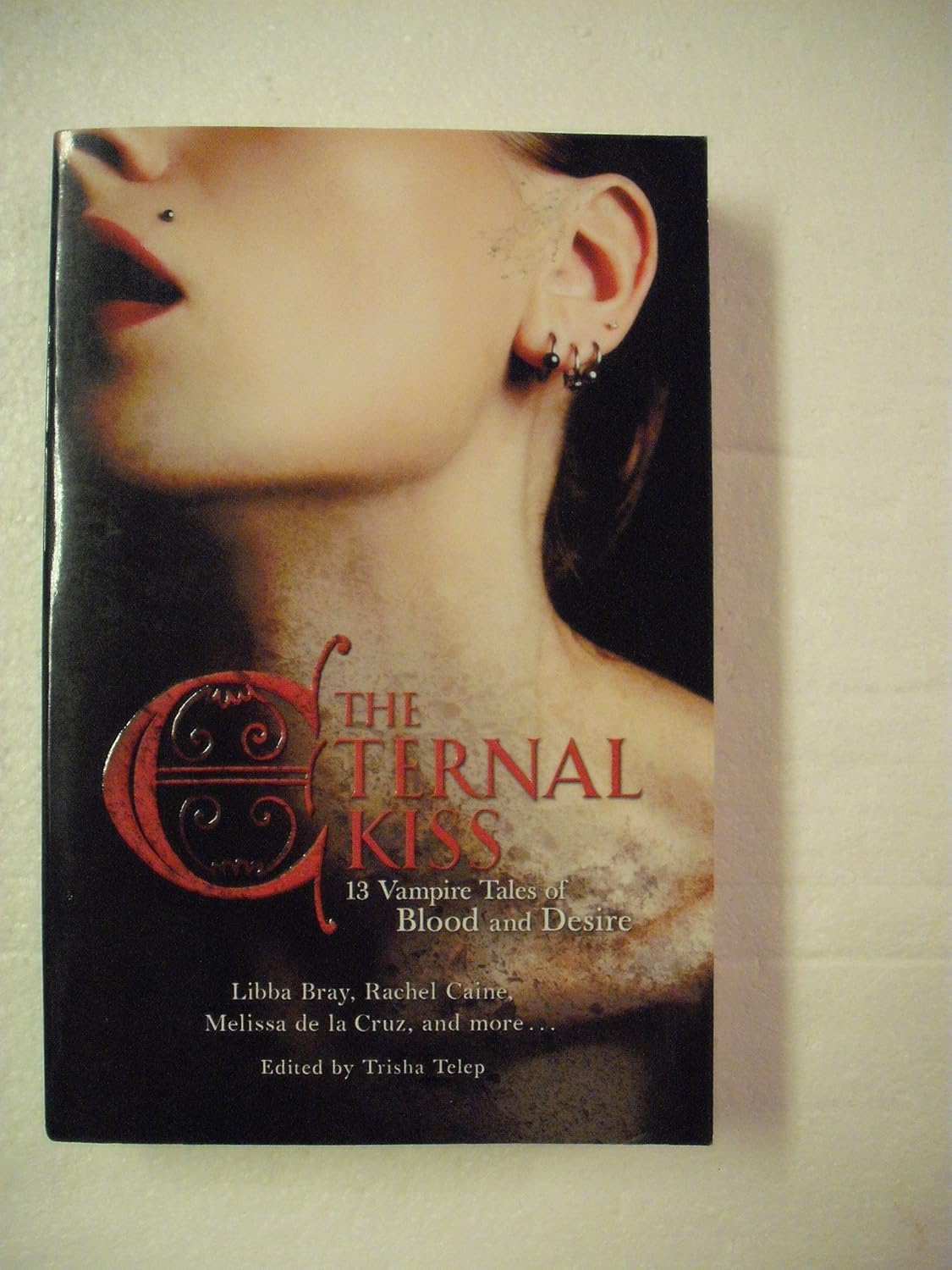 Amazon.com: The Eternal Kiss: 13 Vampire Tales of Blood and Desire ...